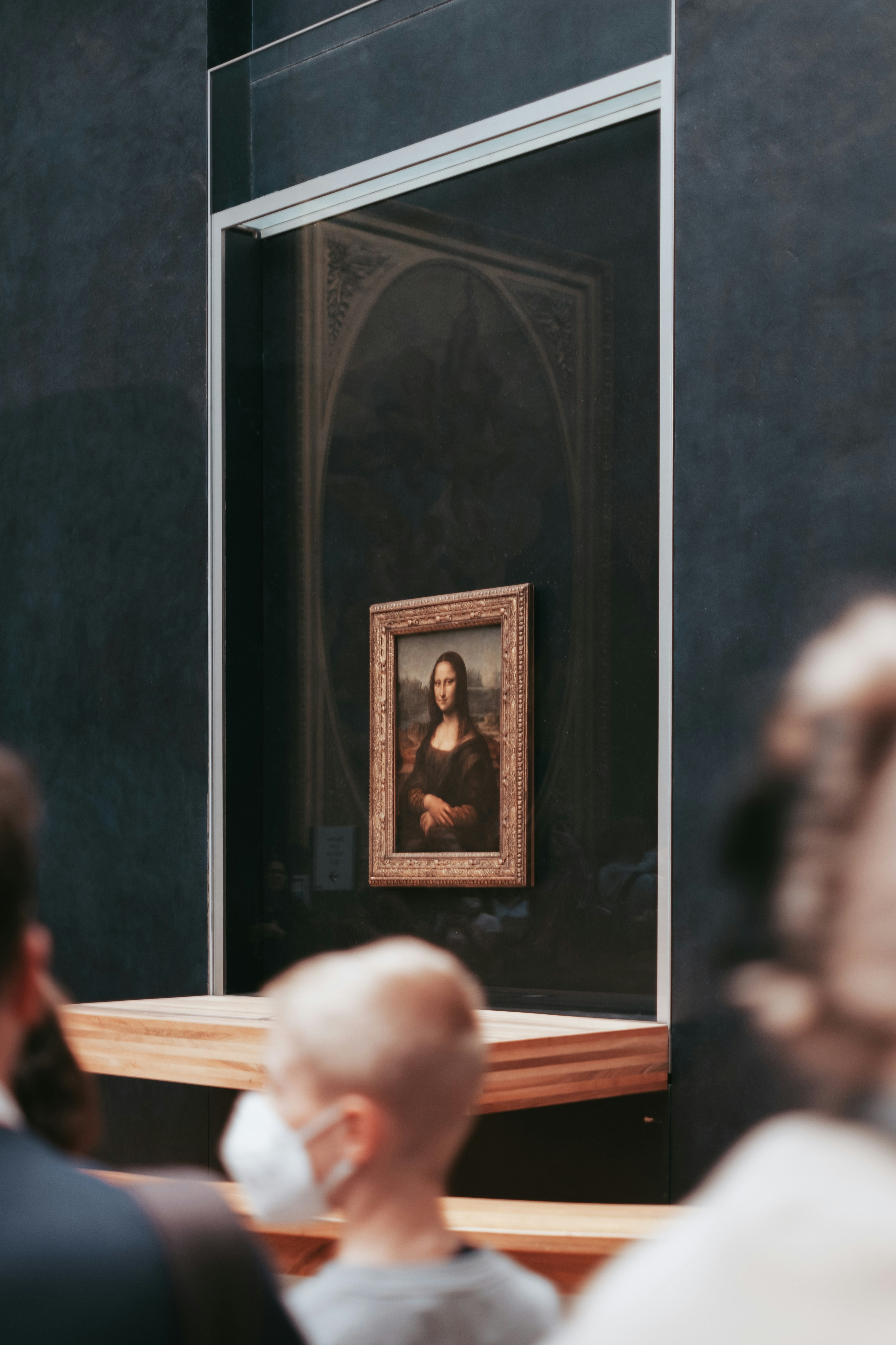 Mona Lisa Through Glass: A Quiet Gallery Moment