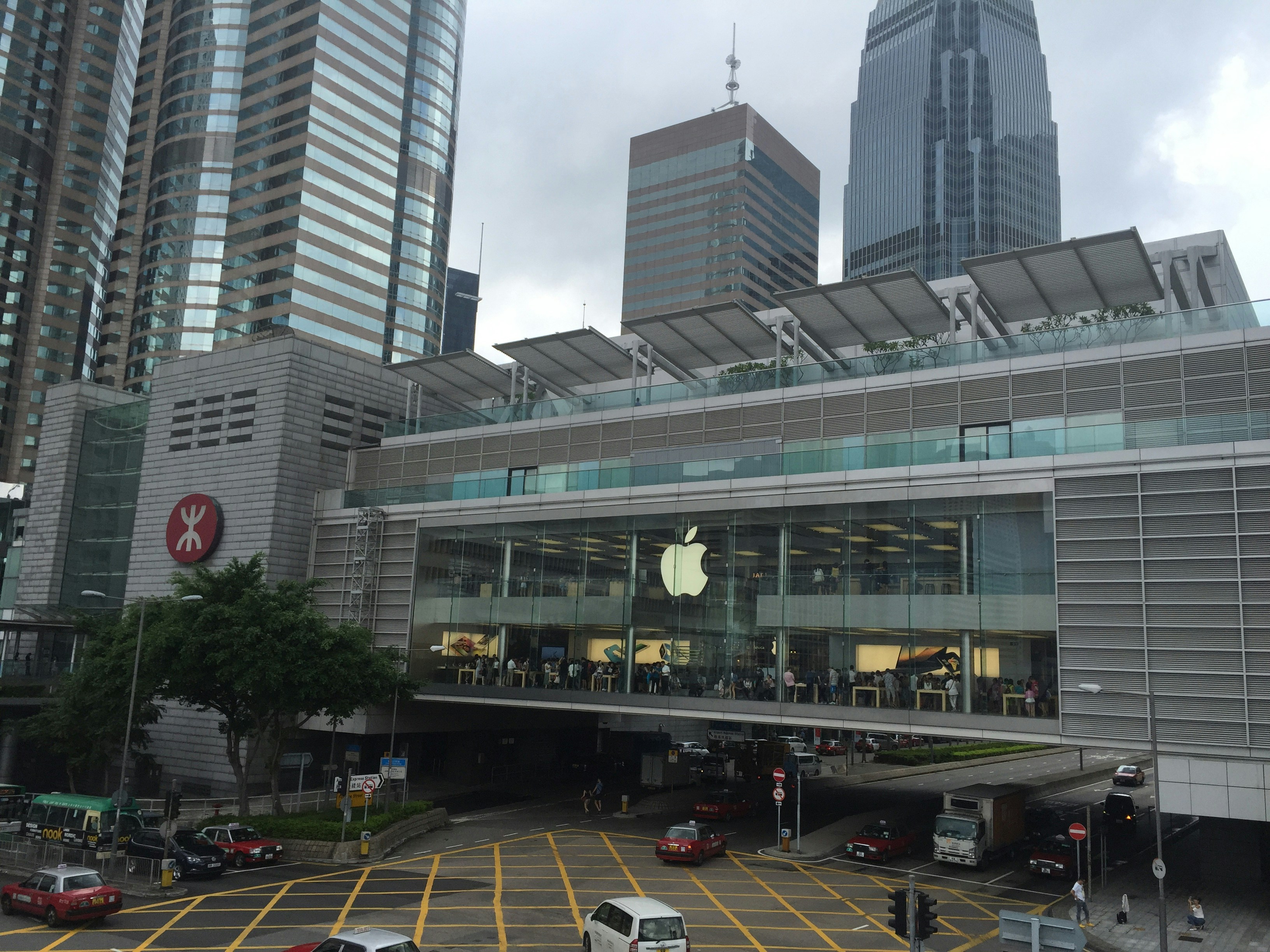 An apple store in a big city with tall buildings photo – Free City ...