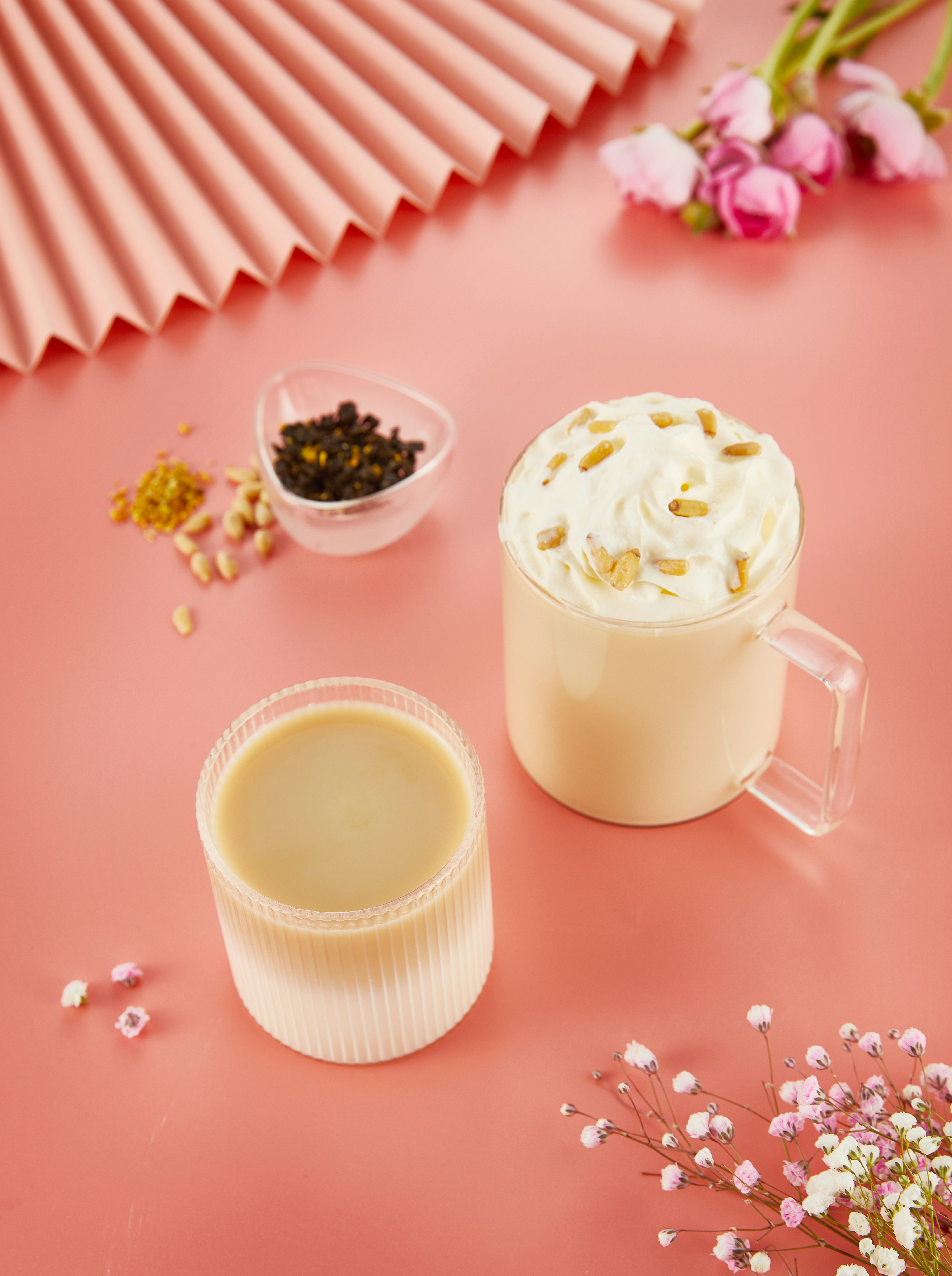 Una mesa rosa con una taza de café y un abanico de papel foto – Imagen ...