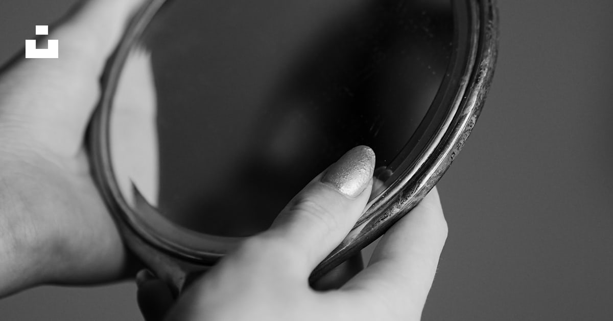 손에 거울을 들고있는 사람 사진 Unsplash의 무료 남자 이미지