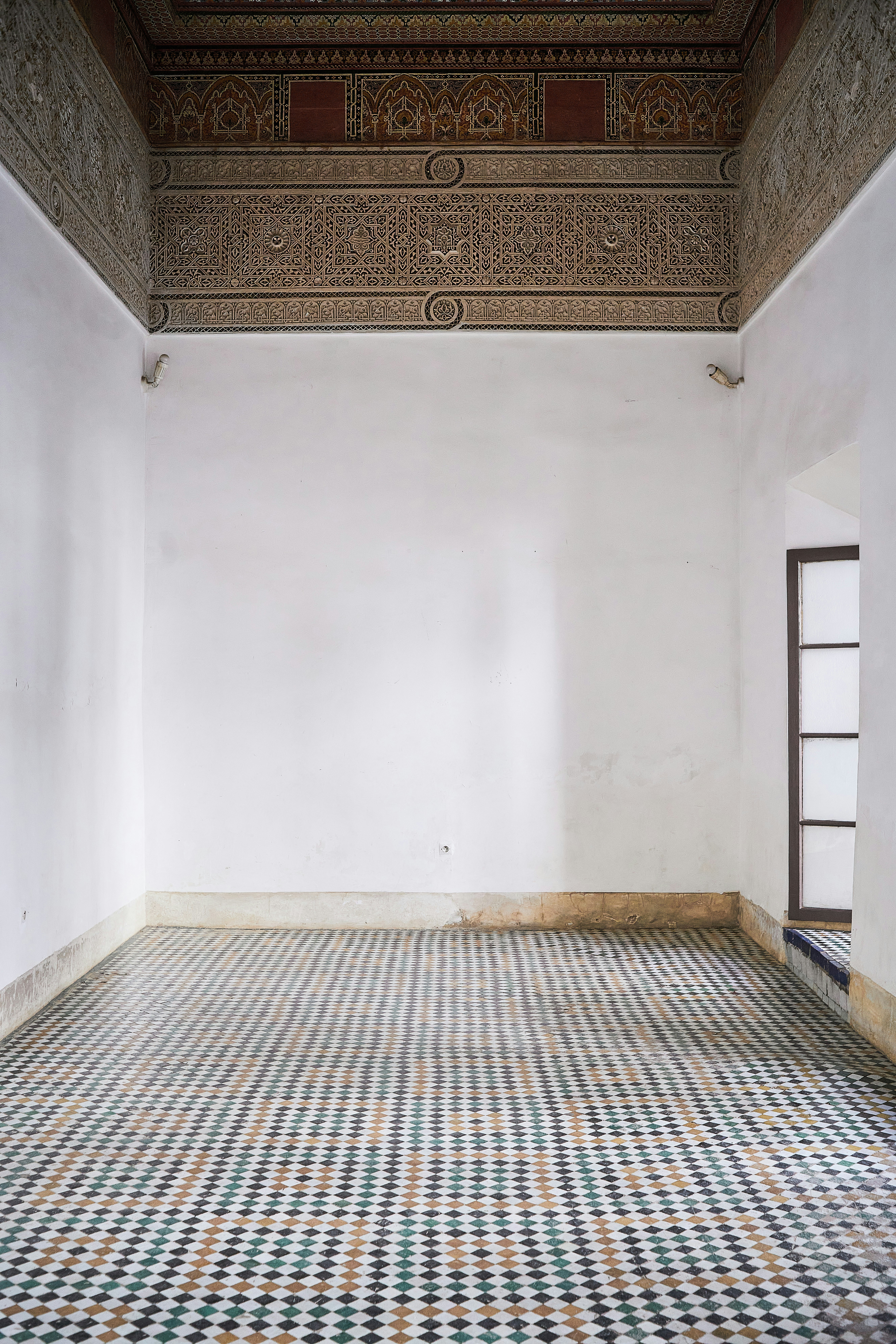A room with a checkered floor and a window photo – Free Morocco Image on Unsplash