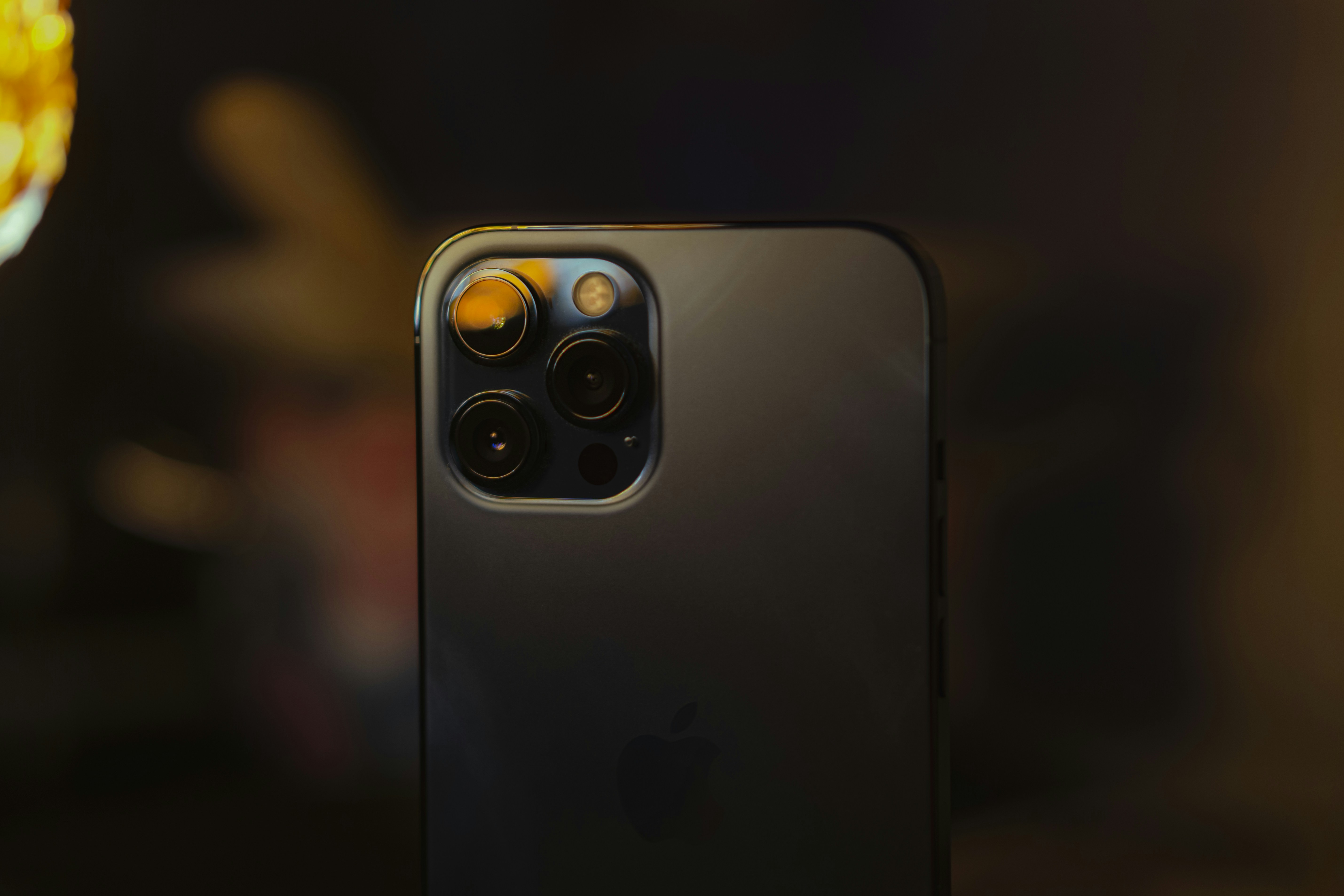 A close up of a cell phone on a table photo – Free Tech Image on Unsplash