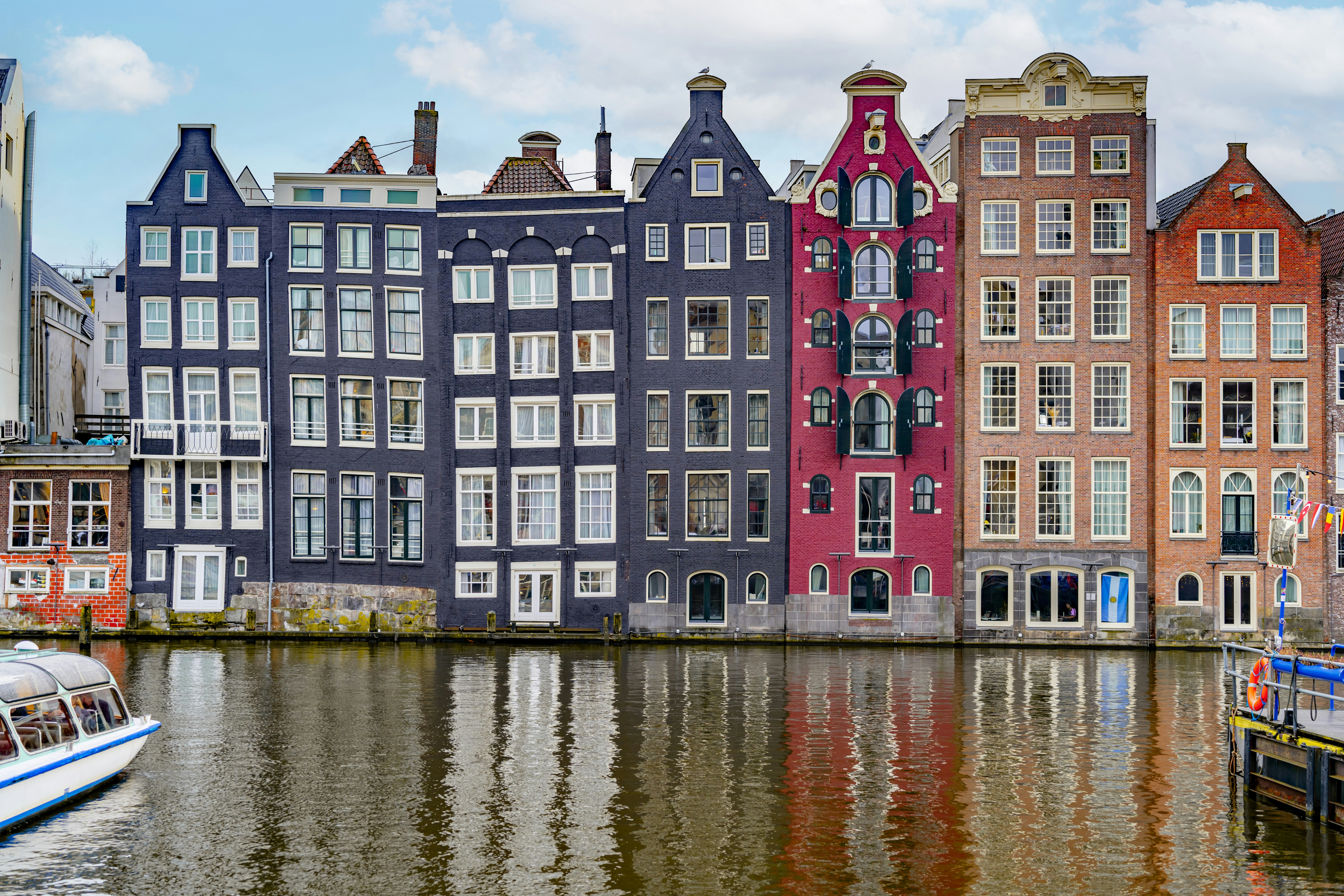 Foto Una hilera de edificios junto a un cuerpo de agua – Imagen Ciudad ...
