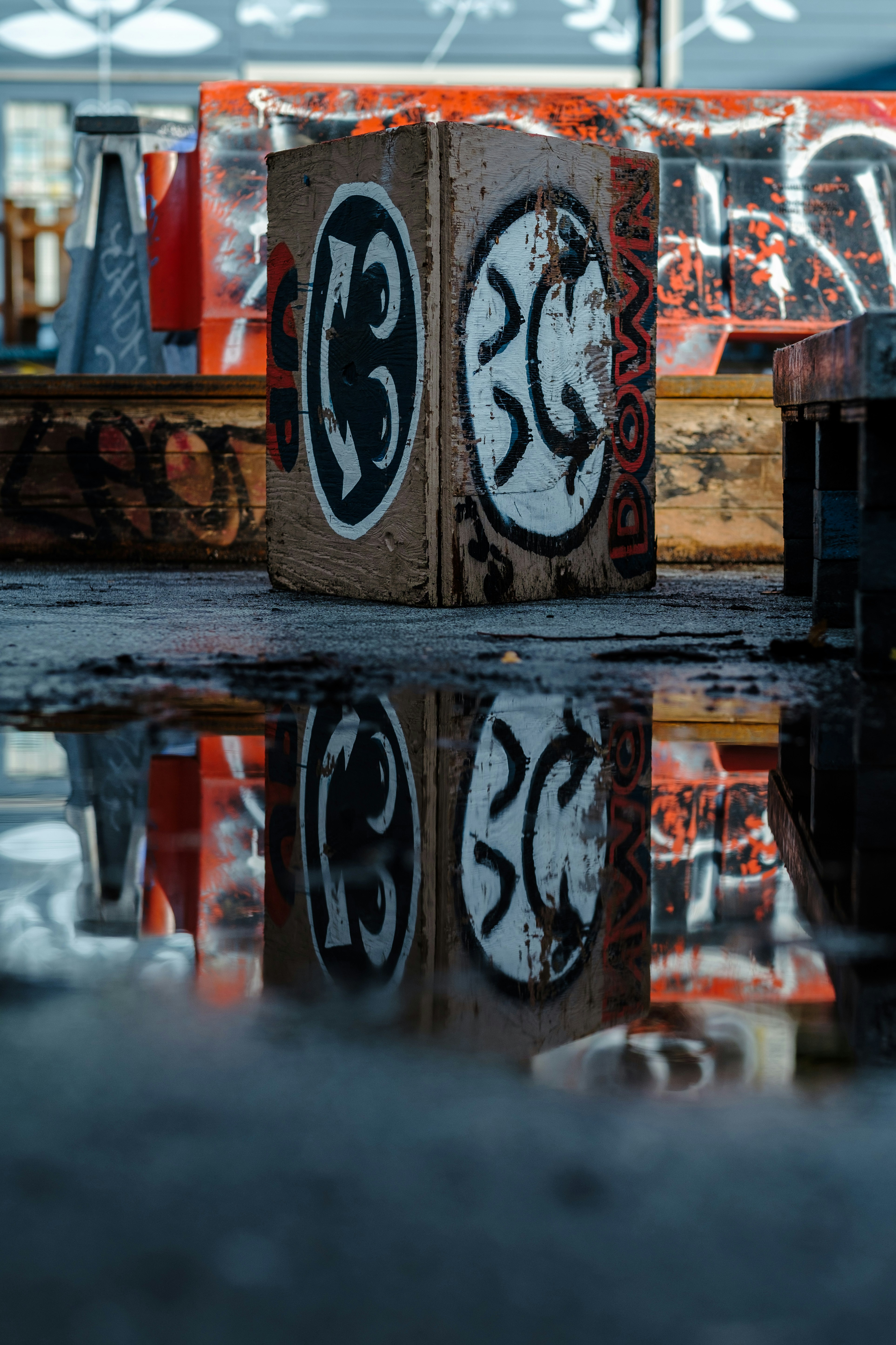 A box that has some graffiti on it photo – Free Victoria Image on Unsplash