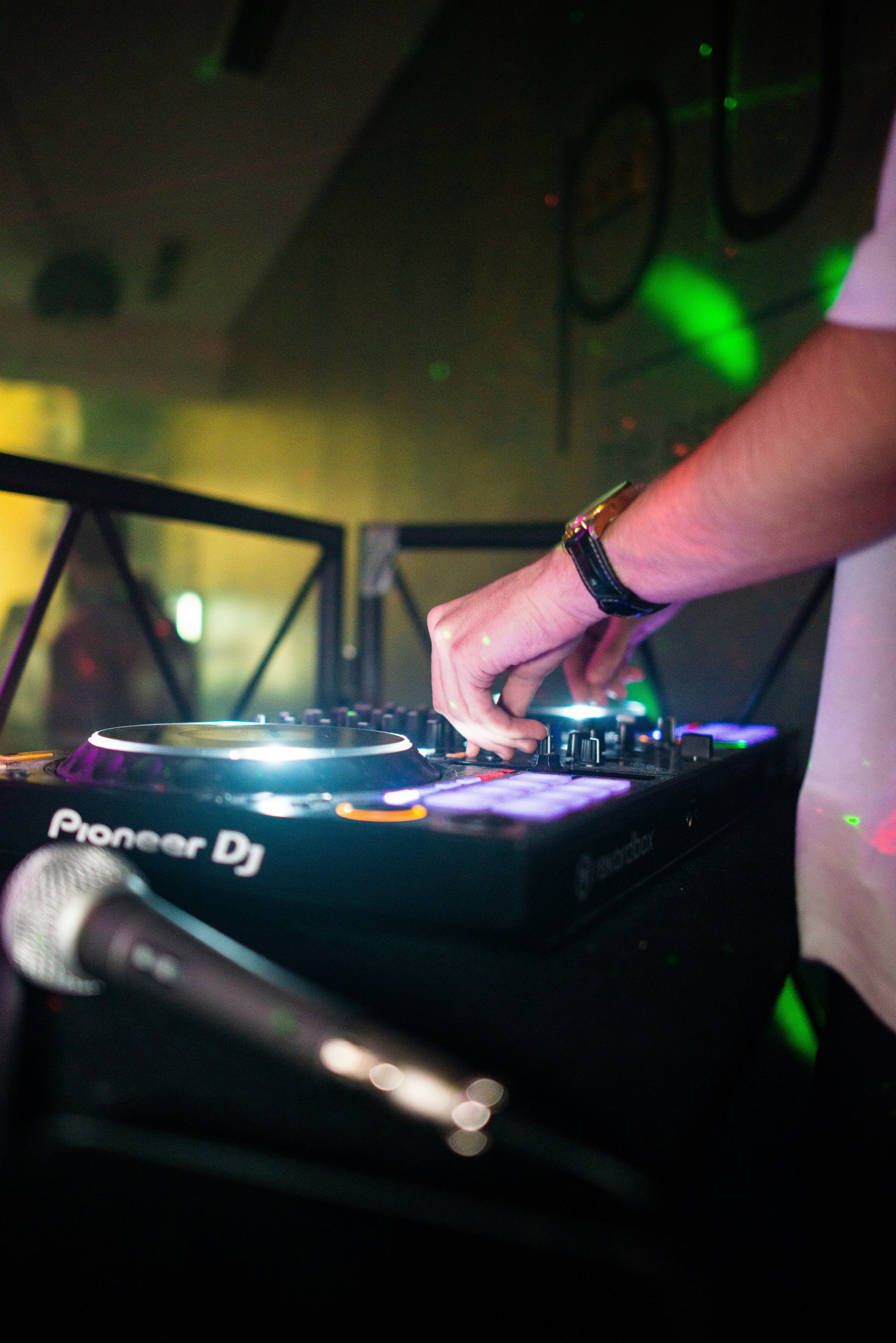 Foto Un DJ mezclando música en un tocadiscos en una fiesta – Imagen DJ ...