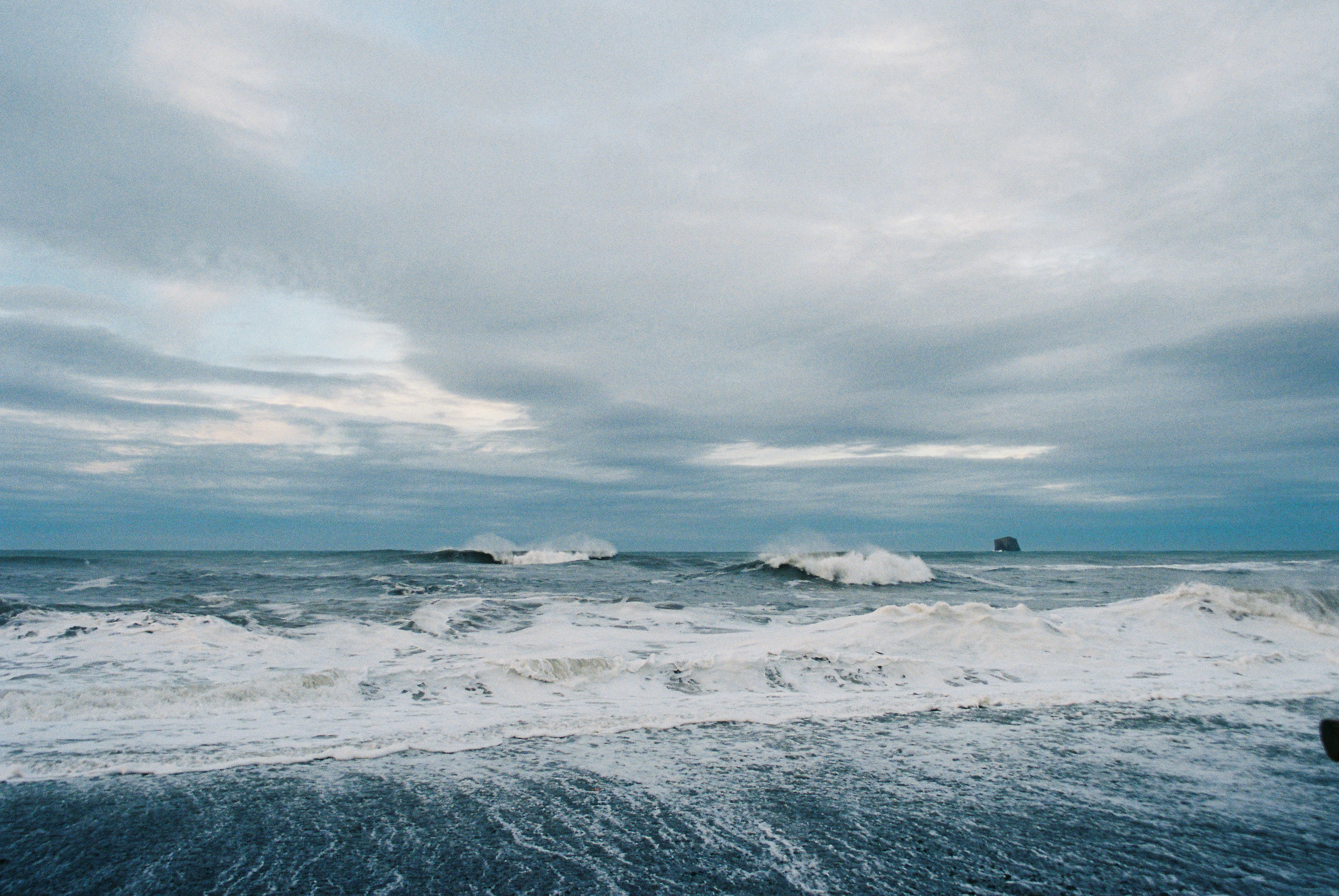Un grand plan d’eau avec des vagues arrivant sur le rivage photo ...