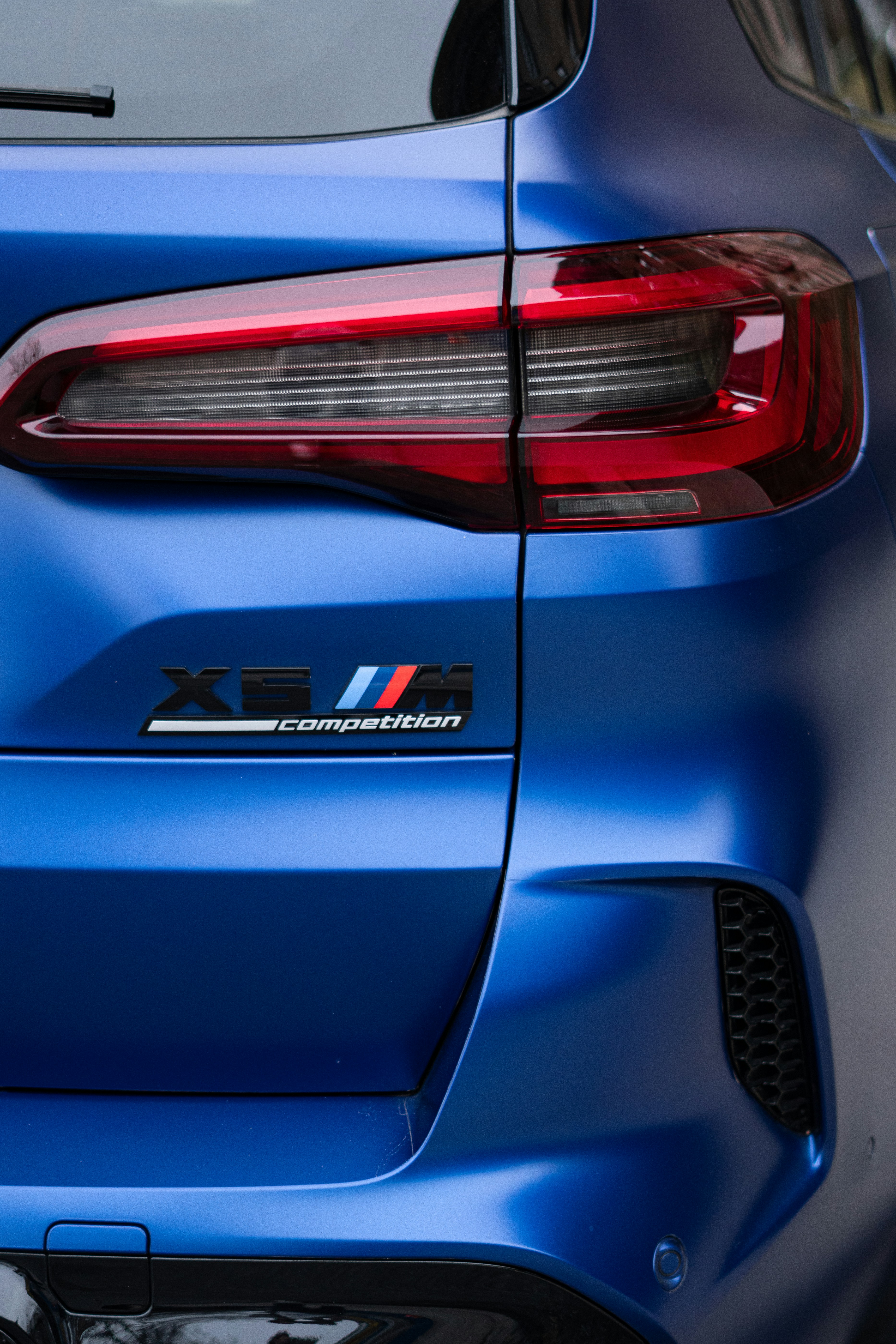 The tail light of a blue bmw car photo – Free Car Image on Unsplash