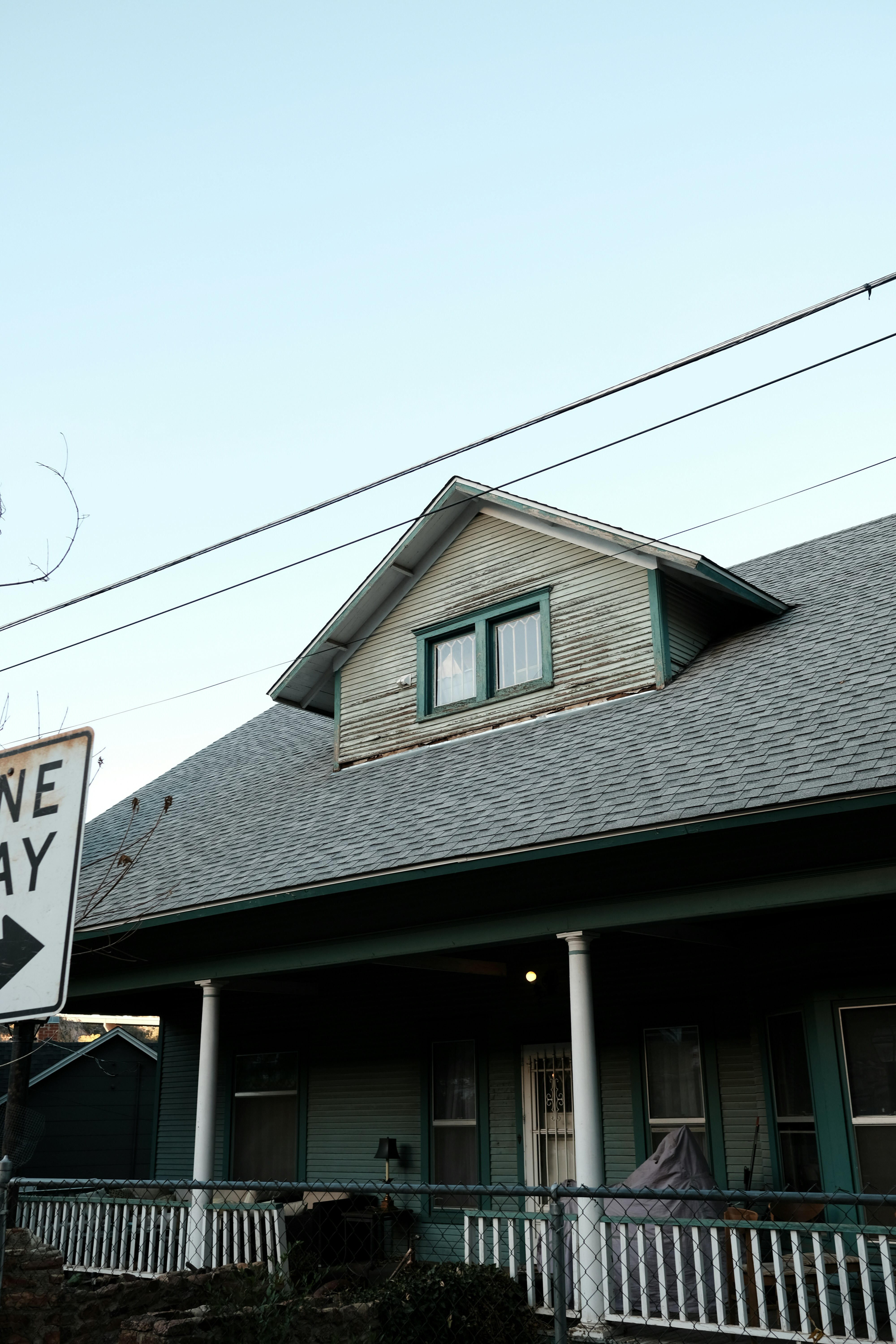 a one way sign in front of a house