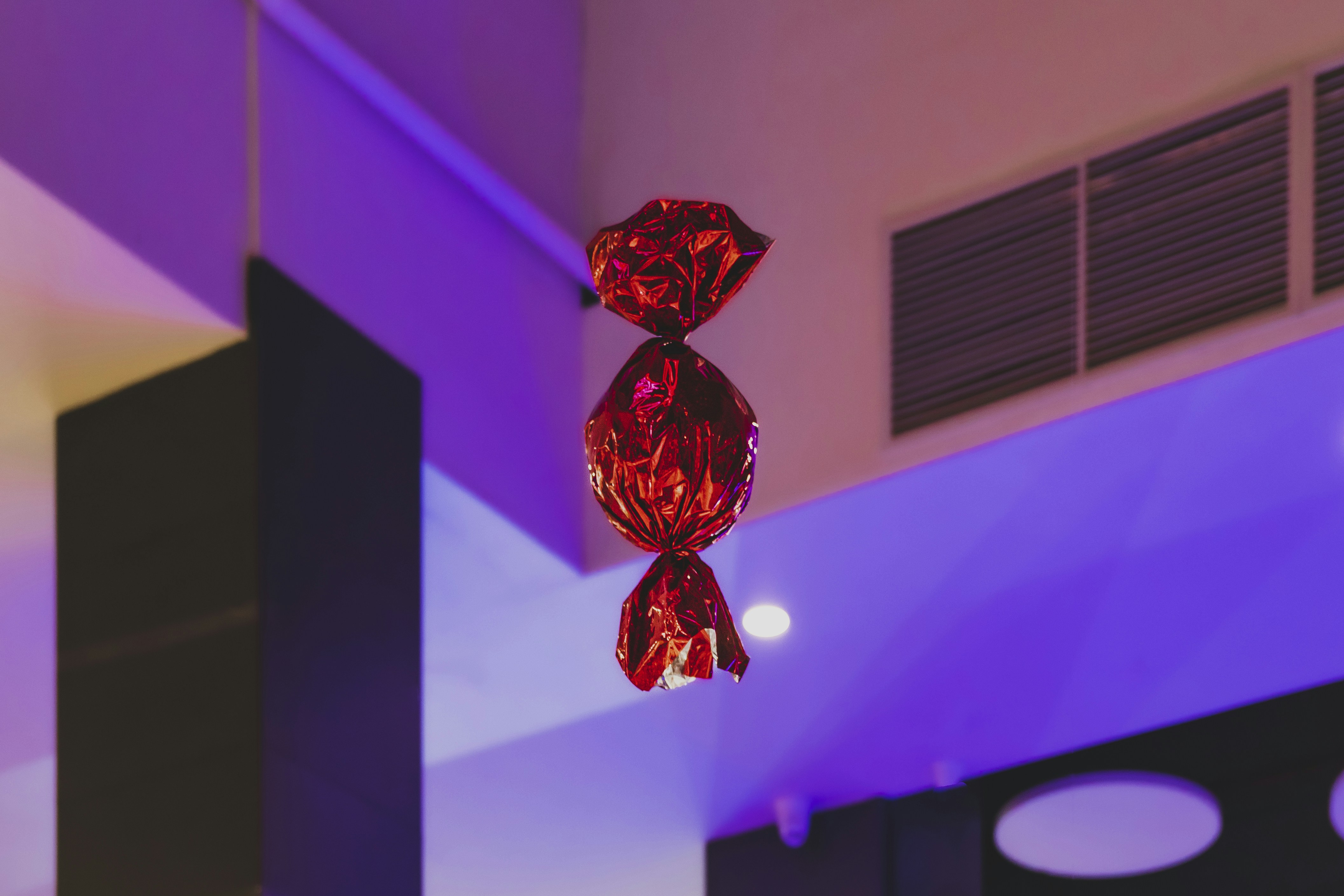 Un objet rouge suspendu au plafond d’une pièce photo – Photo Mogilev ...