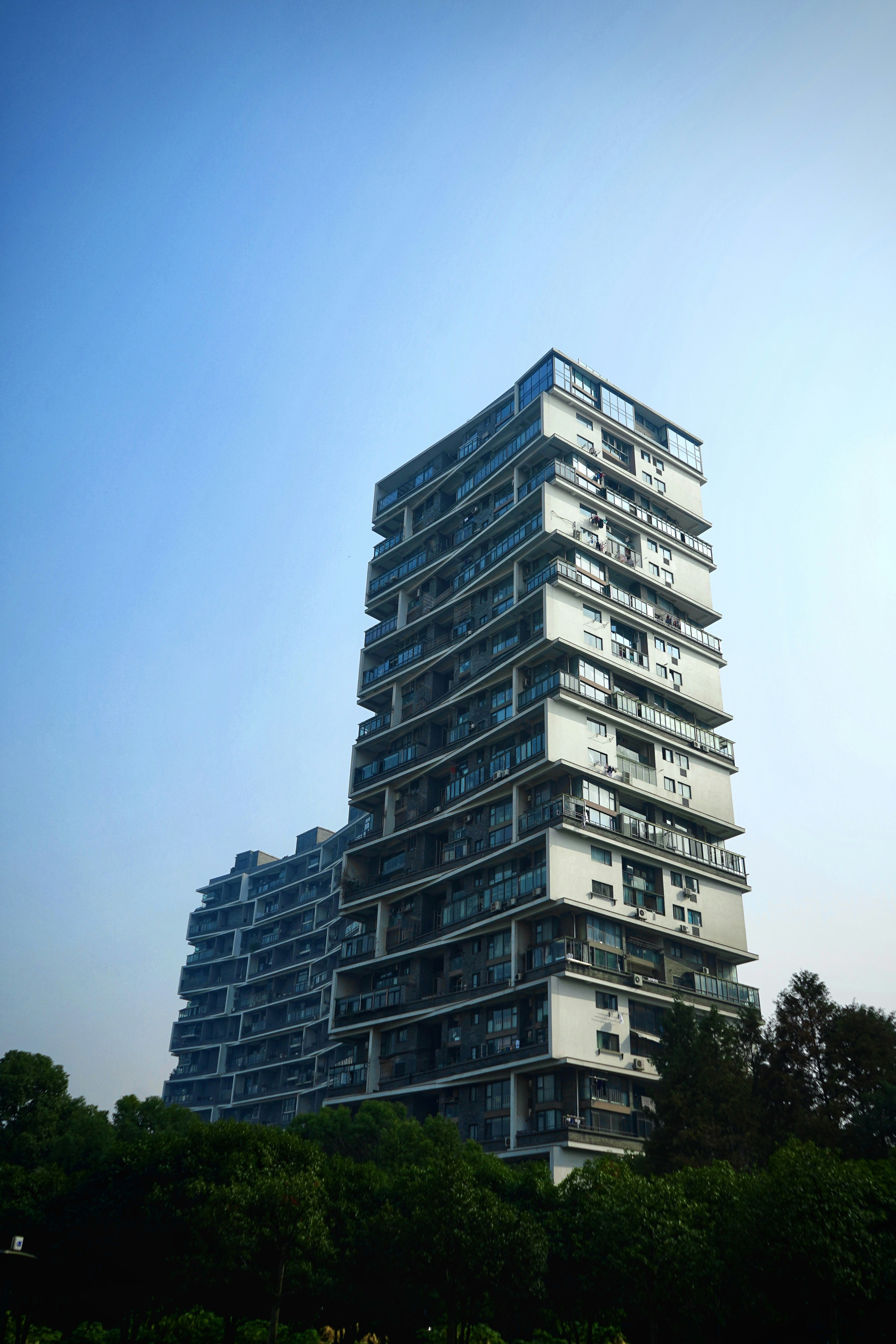 Vertical Ensemble: A Multi-Story Residence Reaching Toward the Blue Sky