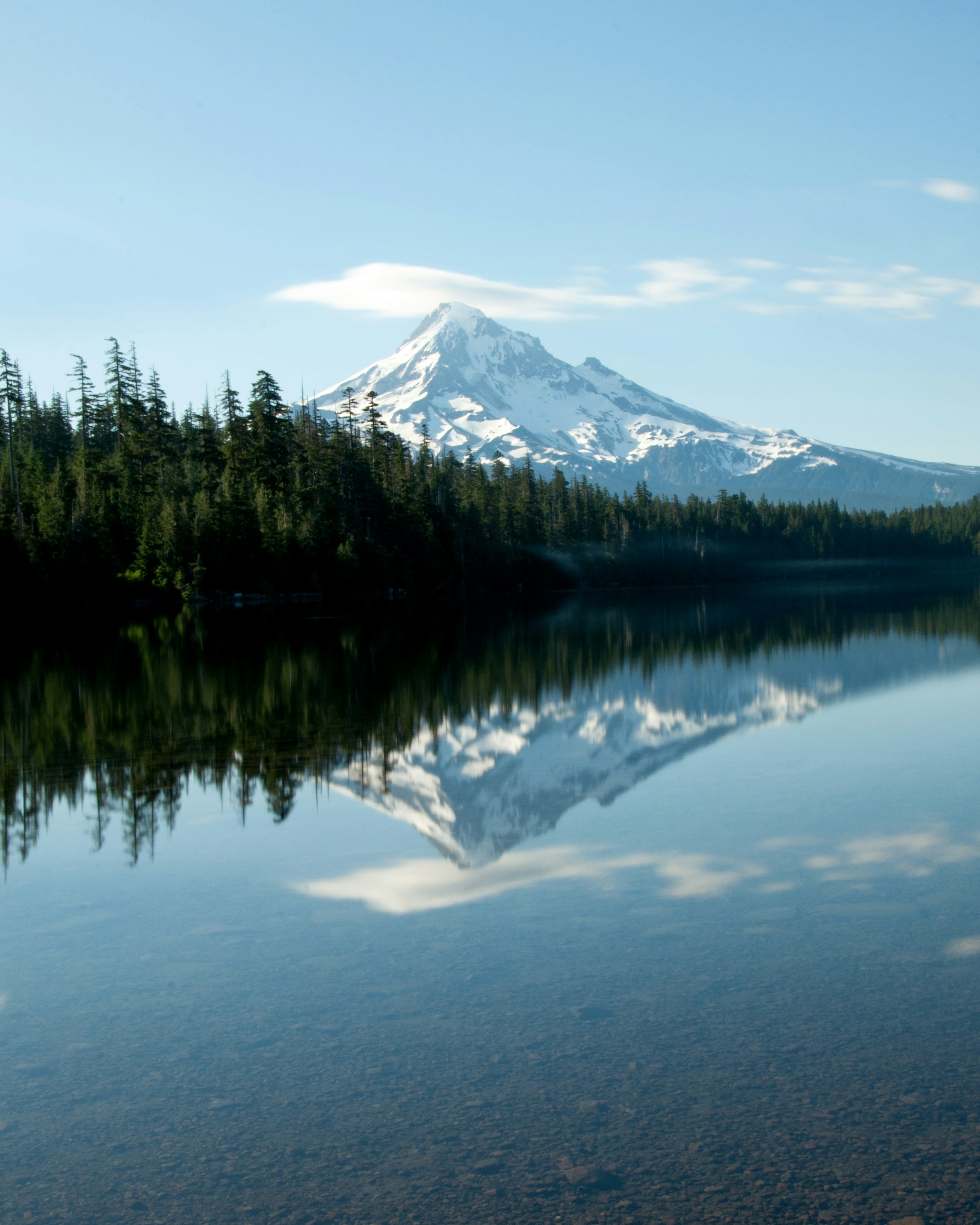 Une montagne se reflète dans l’eau calme d’un lac photo – Photo Forêt nationale du mont Hood ...