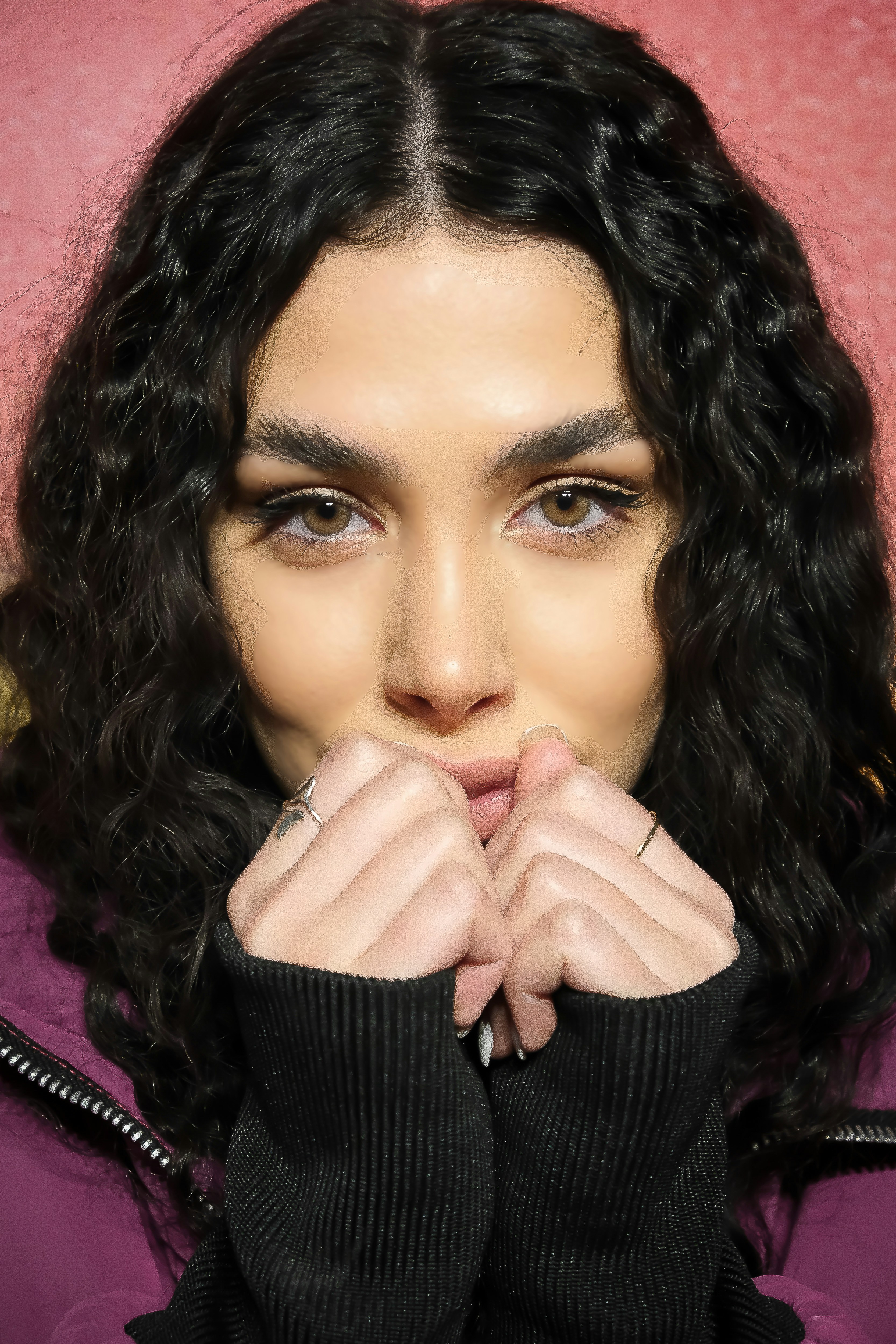 Un gros plan d’une personne portant un manteau violet photo – Photo ...