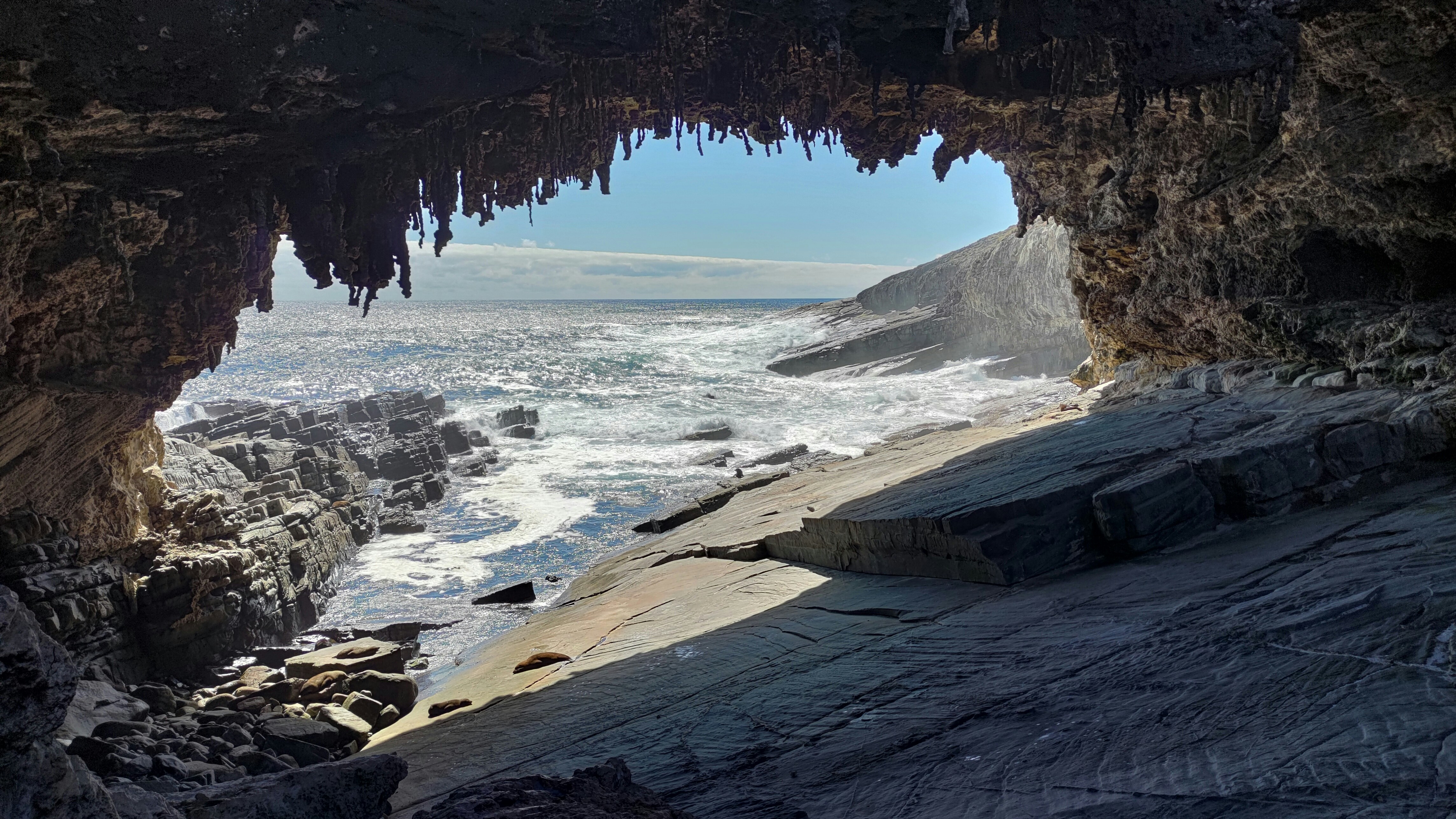 Une vue de l’océan de l’intérieur d’une grotte photo – Image gratuite ...