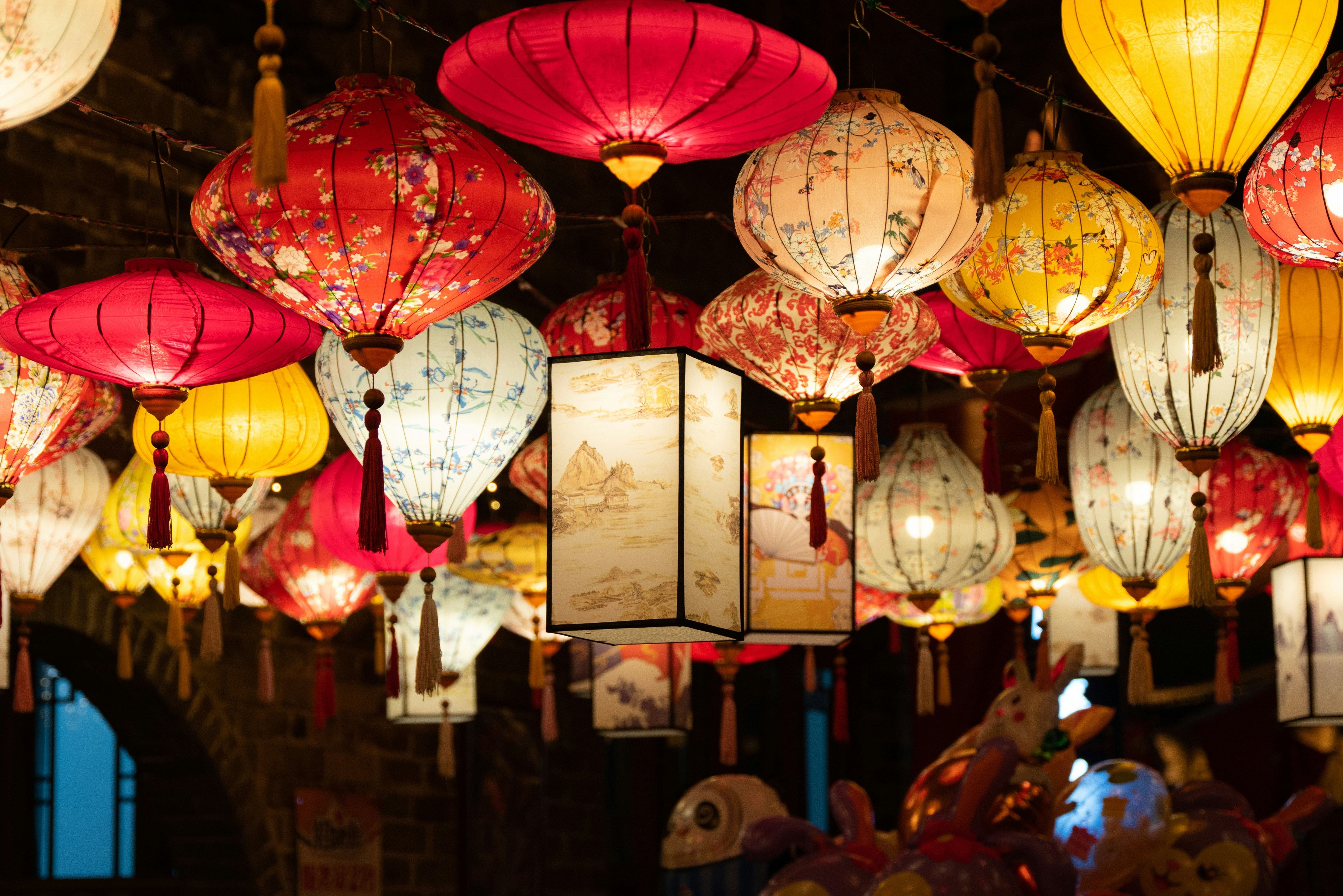 A bunch of lanterns hanging from a ceiling photo – Free Lamp Image on ...