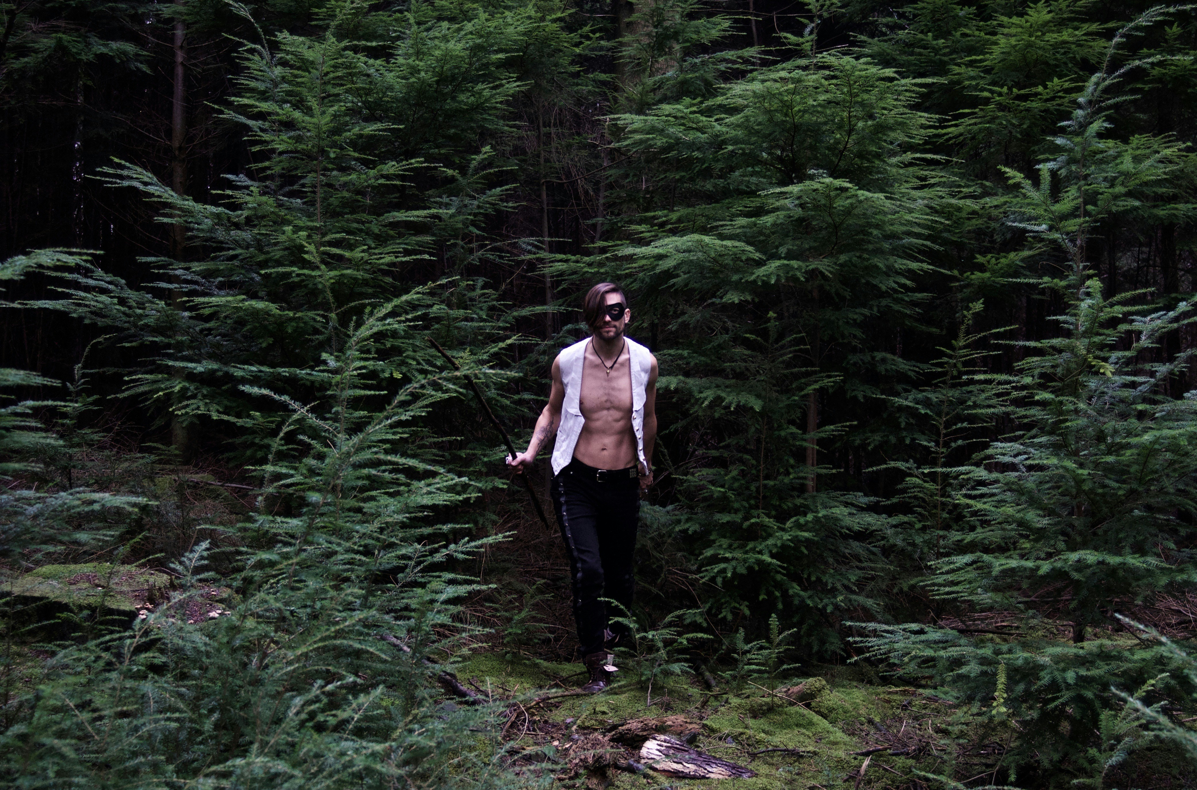 A man standing in the middle of a forest photo – Free Man Image on Unsplash