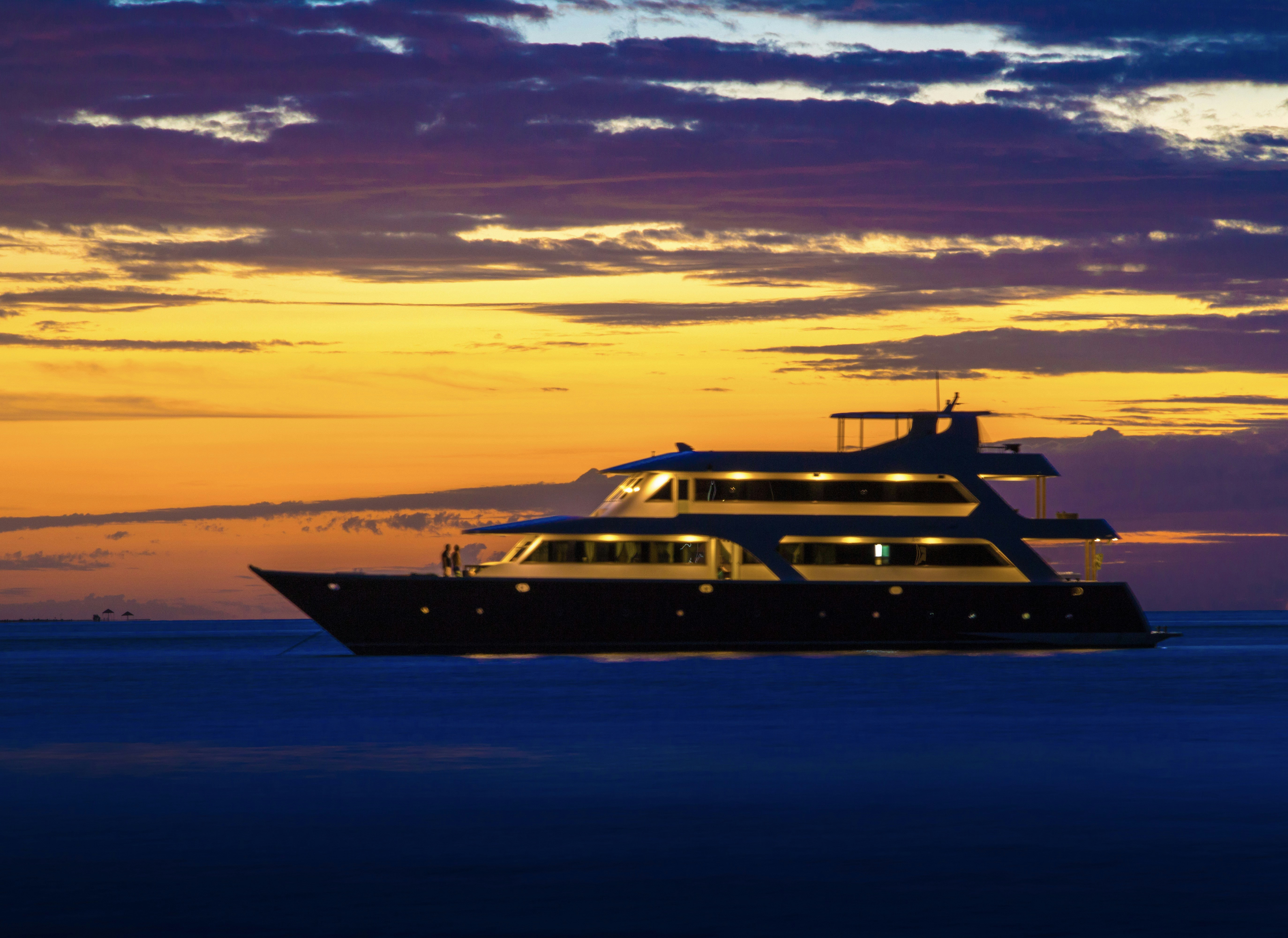 Foto Sebuah perahu besar mengambang di atas badan air – Gambar Perahu ...