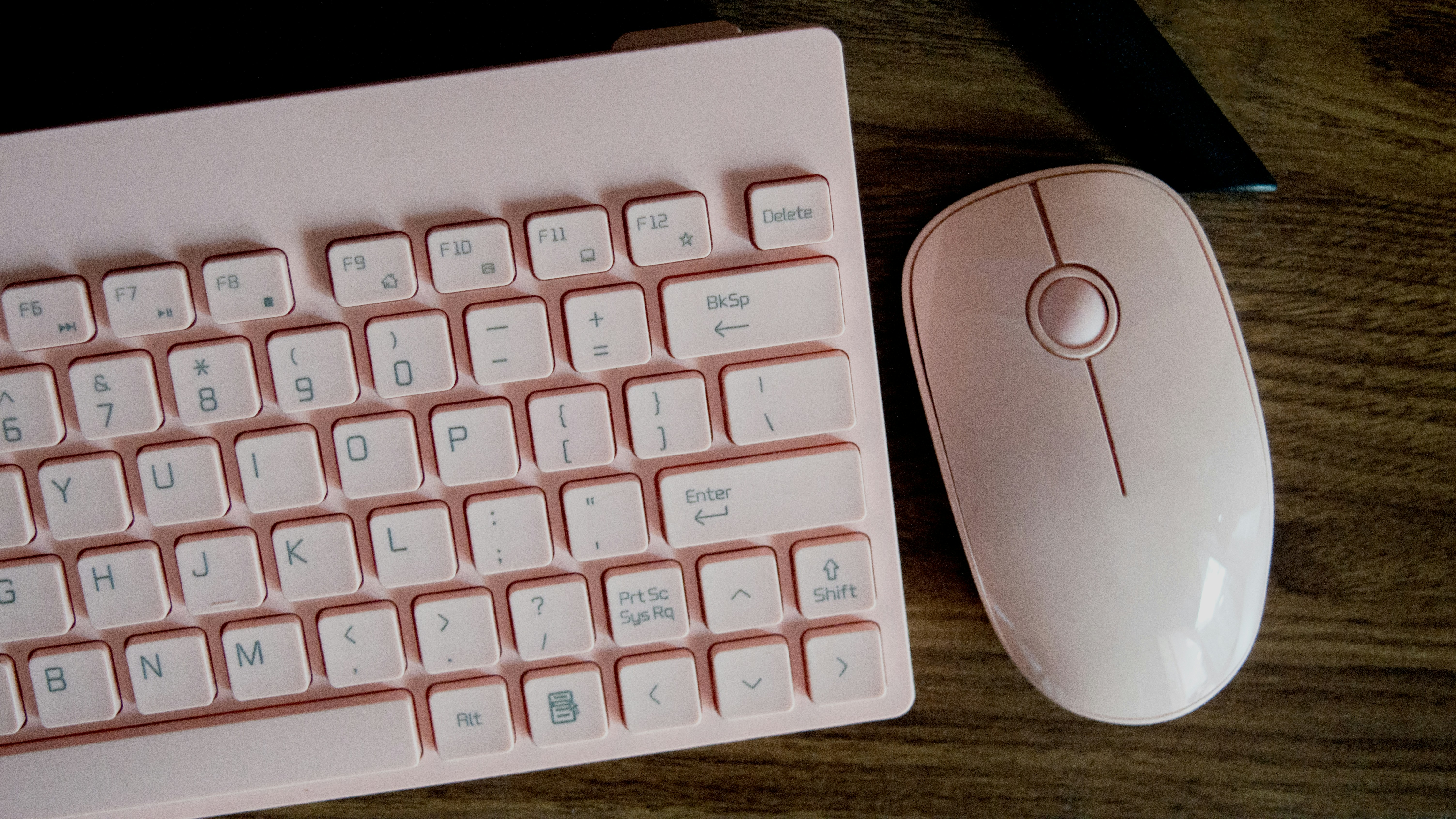 A computer keyboard and mouse on a desk photo – Free Work Image on Unsplash