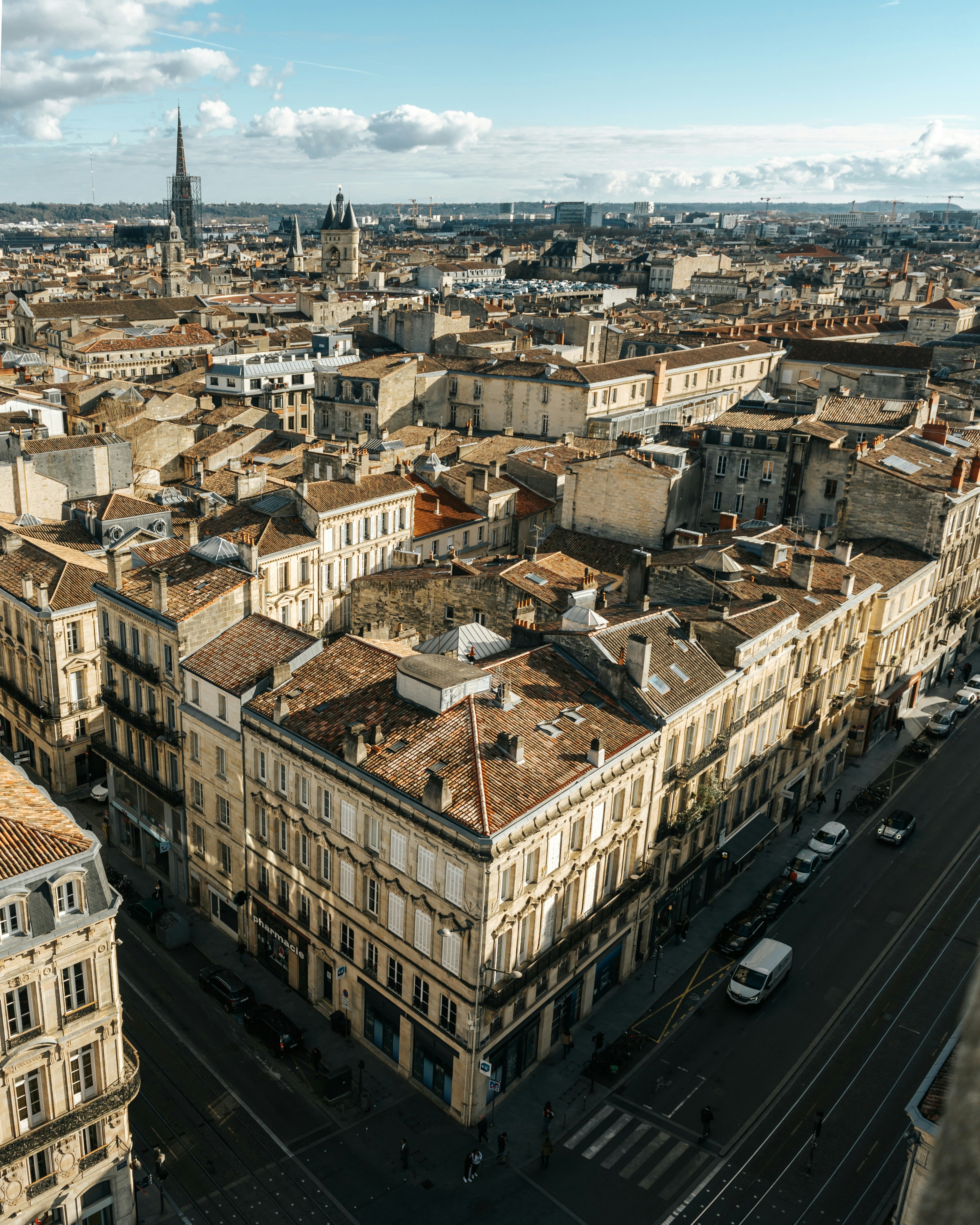 Une vue aérienne d’une ville avec de grands immeubles photo – Image ...