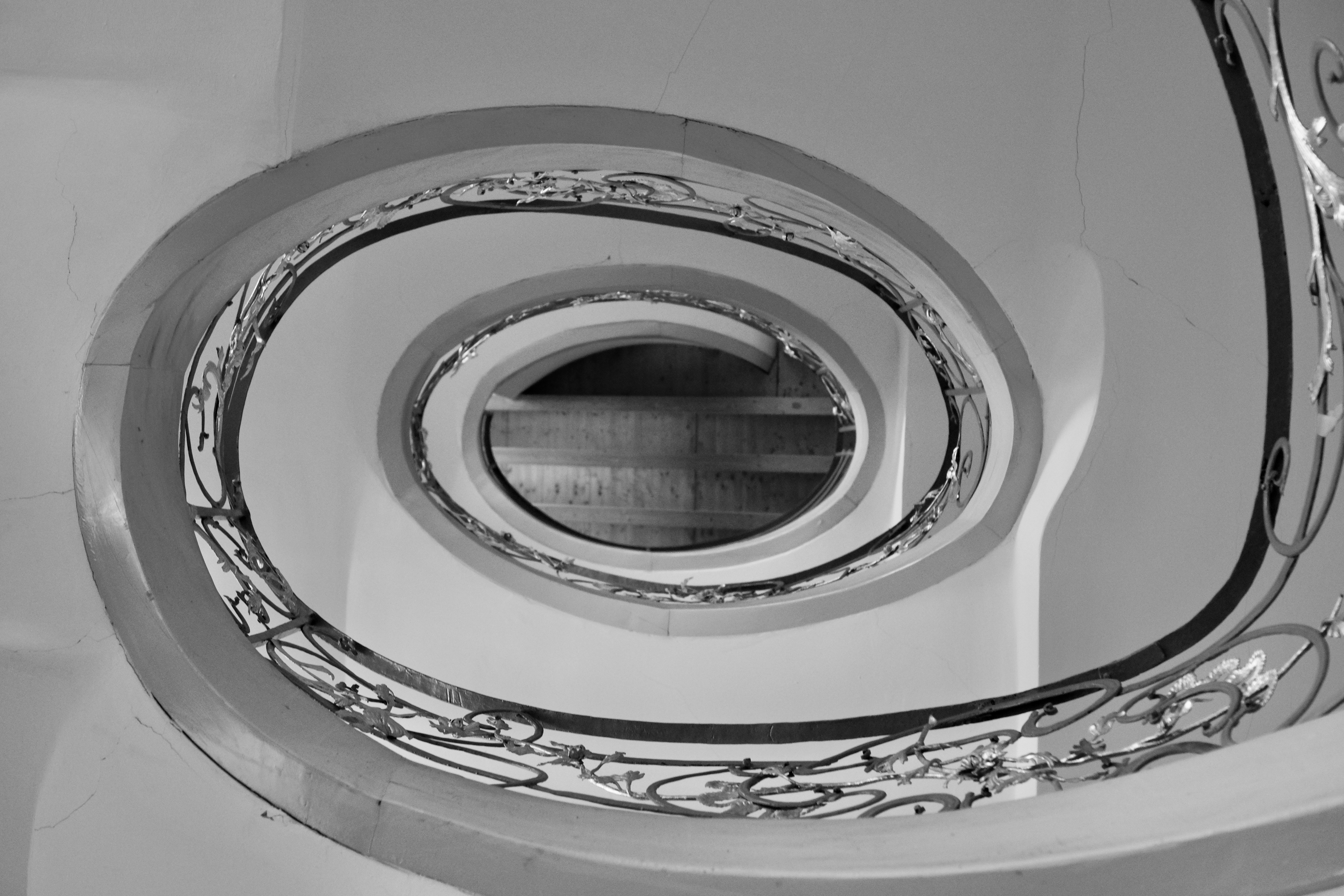 The Elegant Spiral: A Dance of Curves and Lines