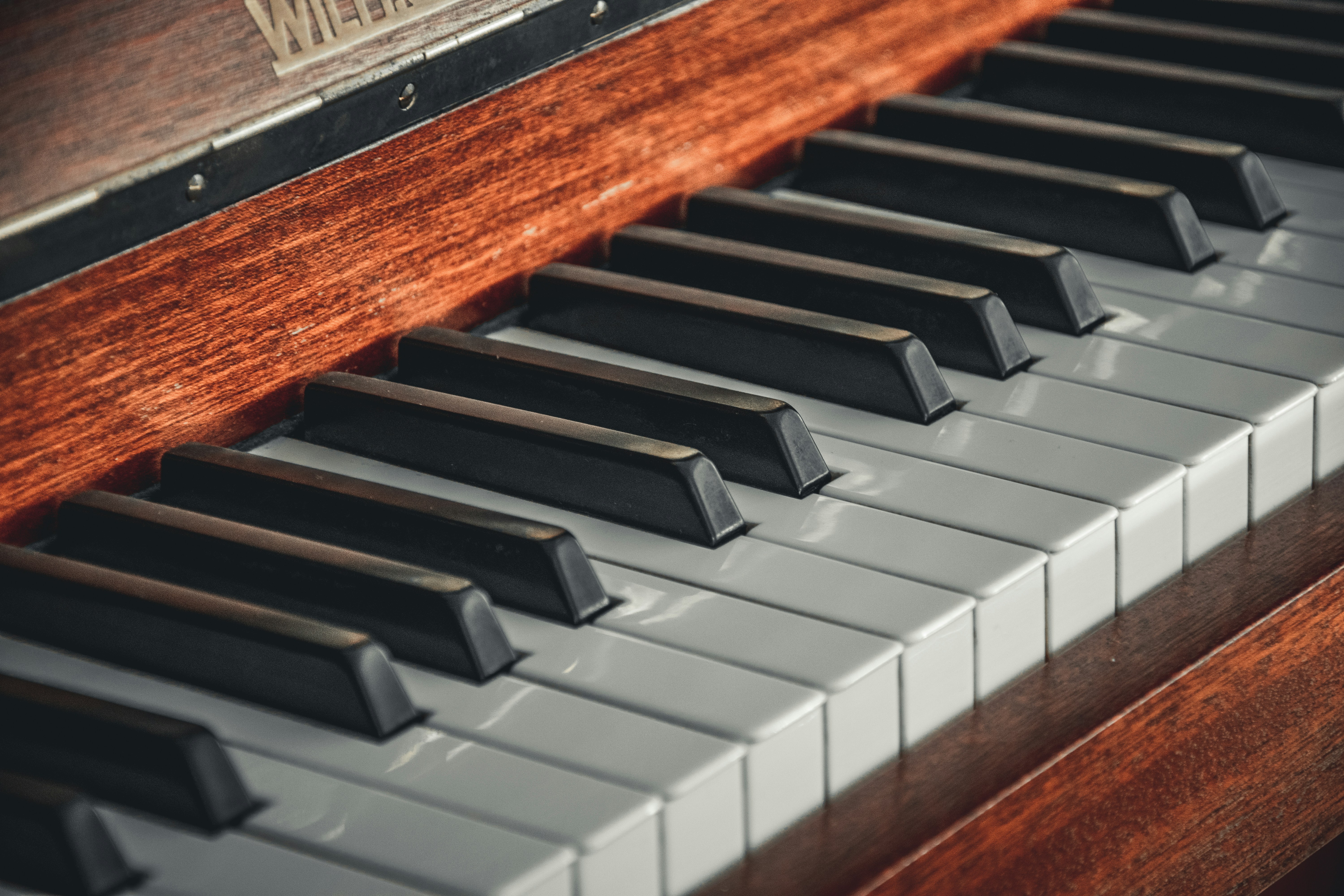 A close up of a piano keyboard with many keys photo – Free Keyboard ...