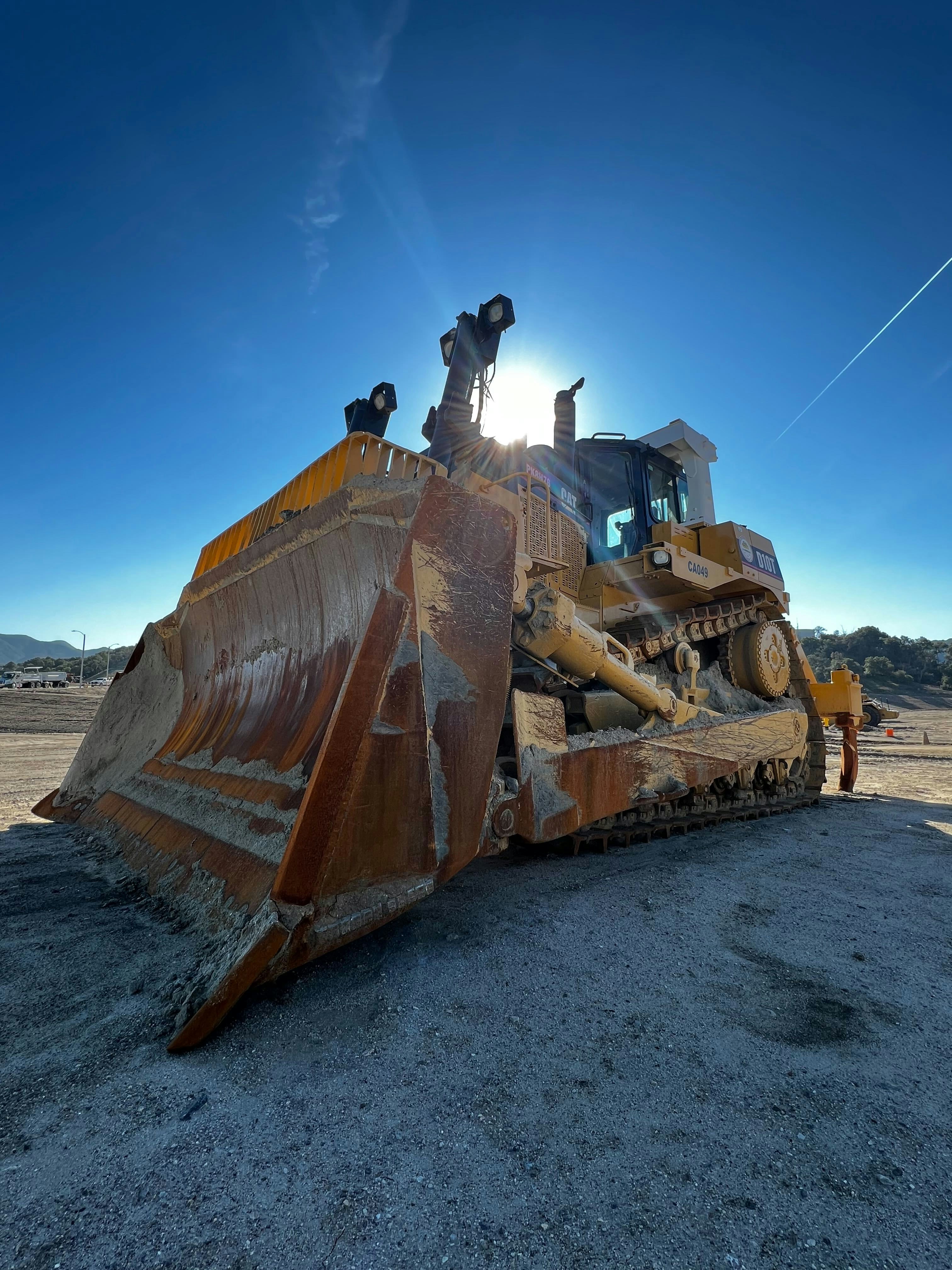 A bulldozer is parked in the middle of the desert photo – Free Machine ...