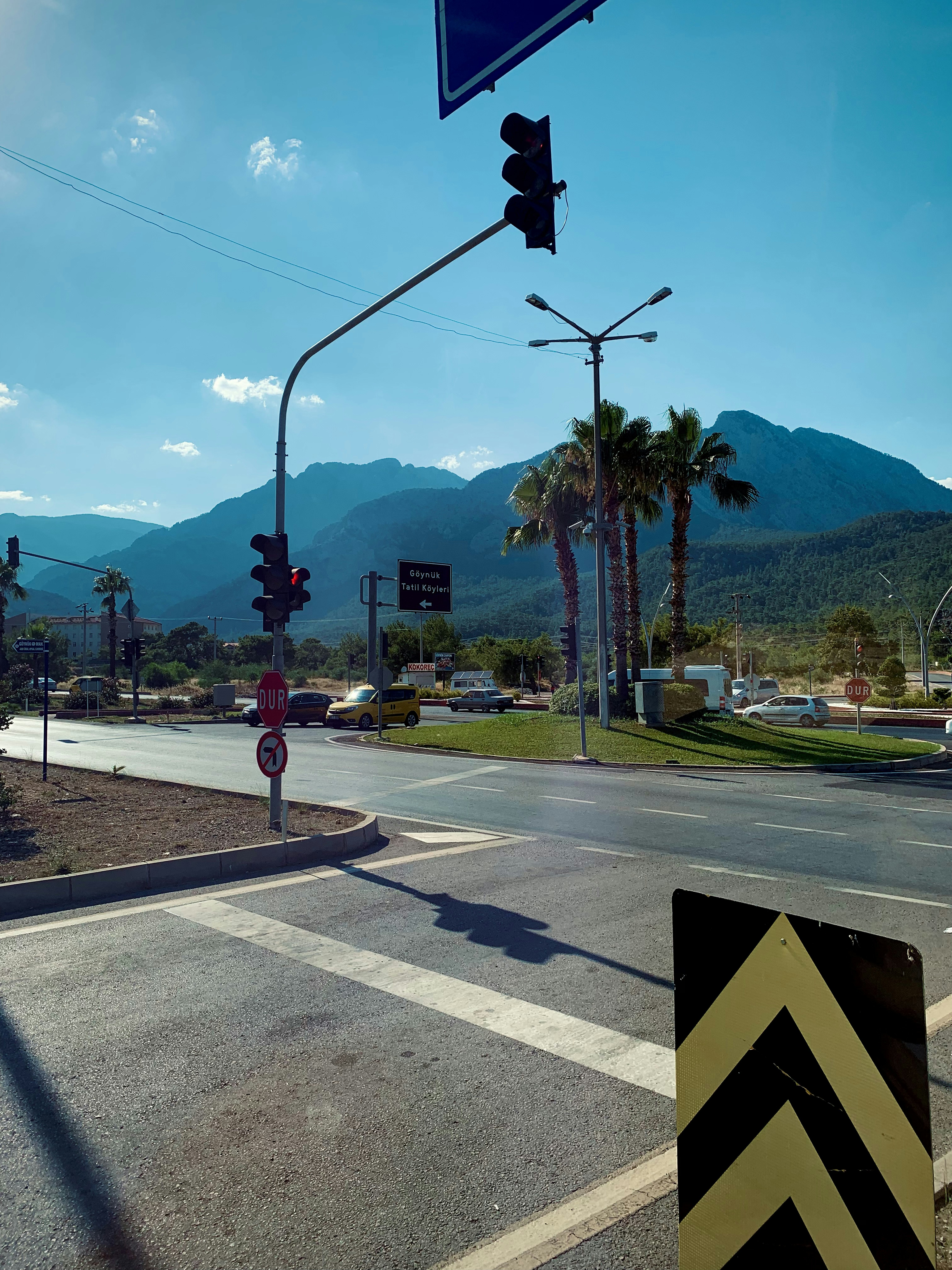 Une rue avec un feu de circulation et un panneau de signalisation photo ...
