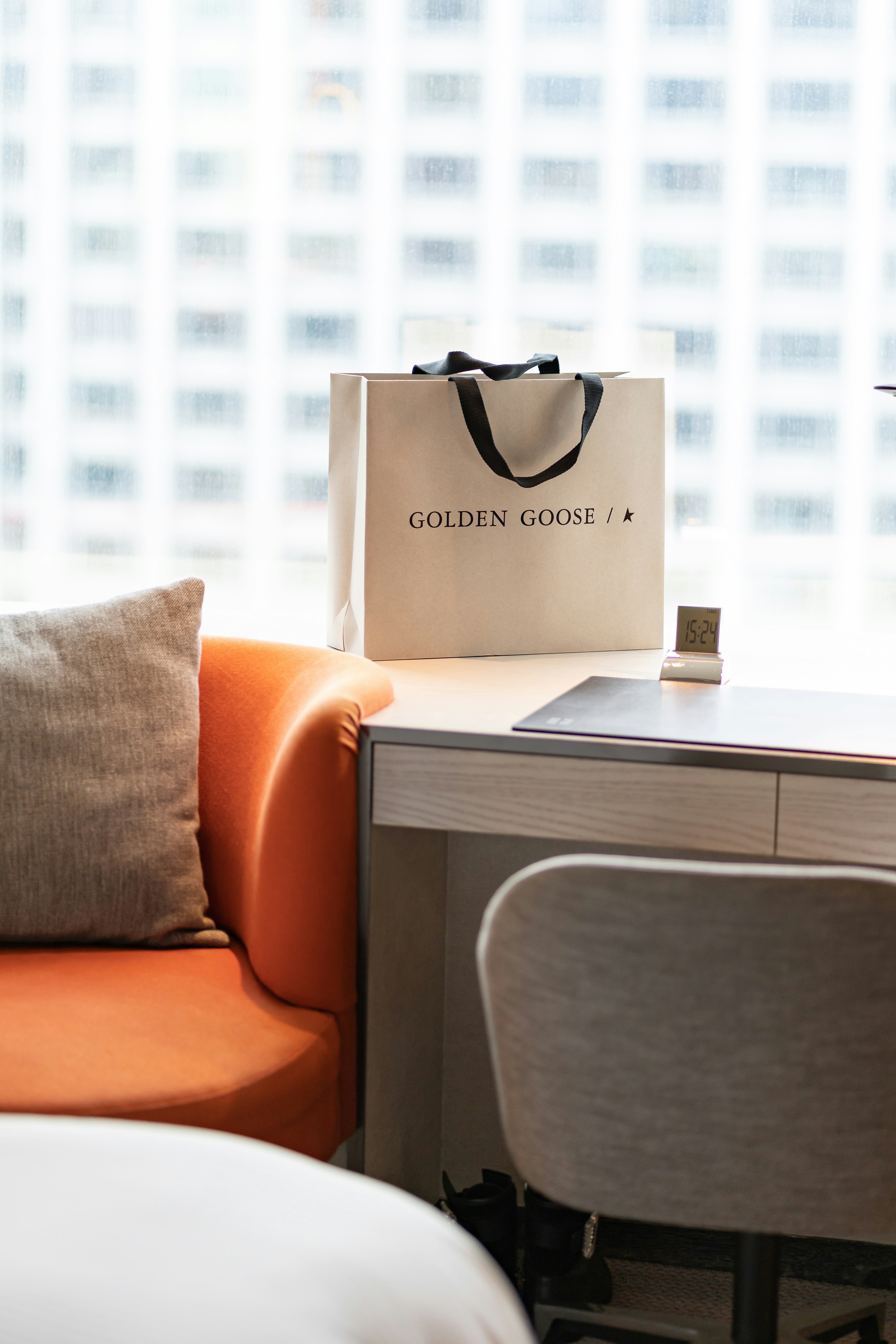 Un sac posé sur un bureau à côté d’une chaise photo – Photo Sac ...