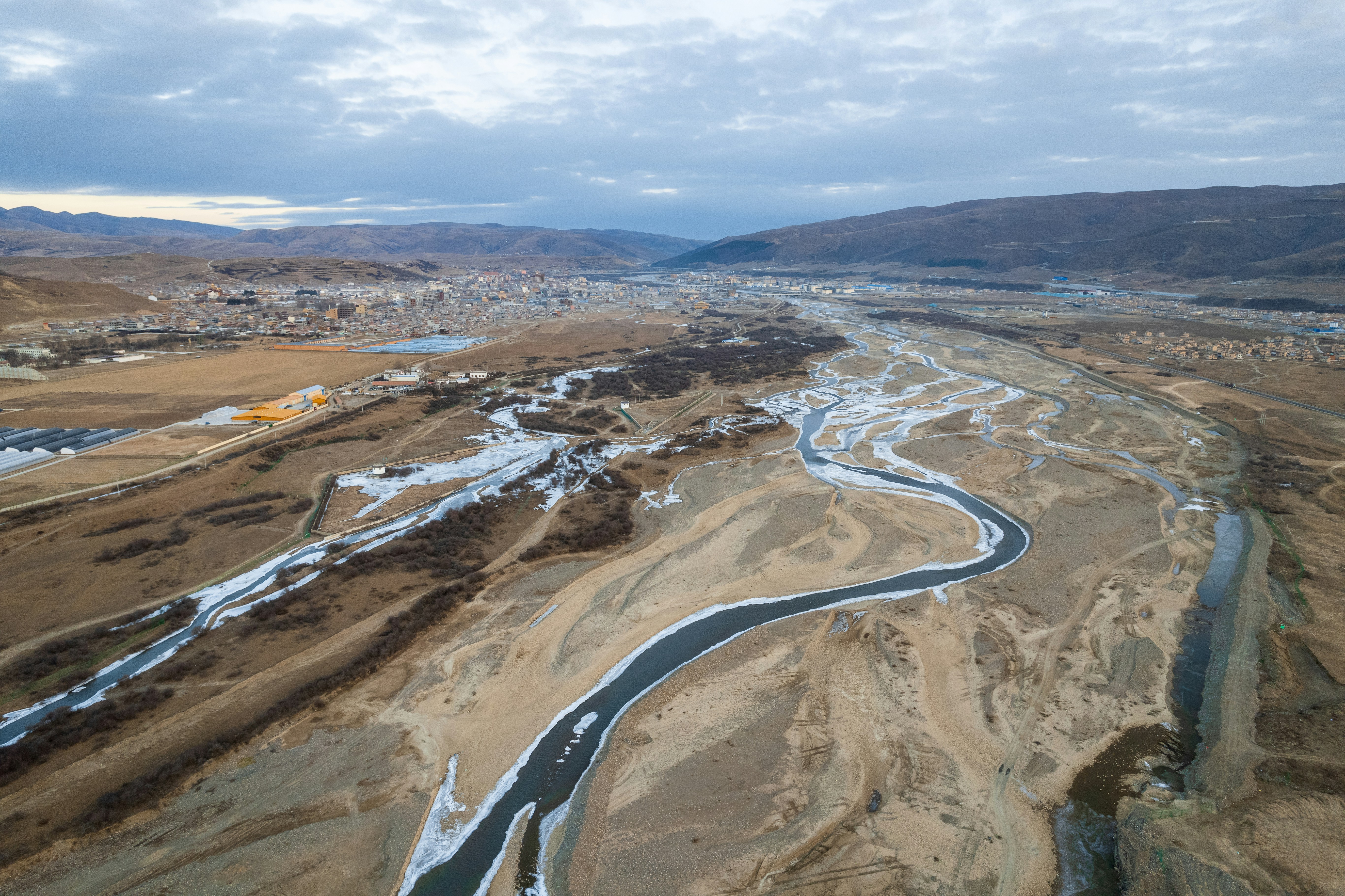 四川省阿坝州阿坝县城附近航拍 Aerial photograph near Aba County, Aba Prefecture, Sichuan Province | an aerial view of a river running through a dry landscape