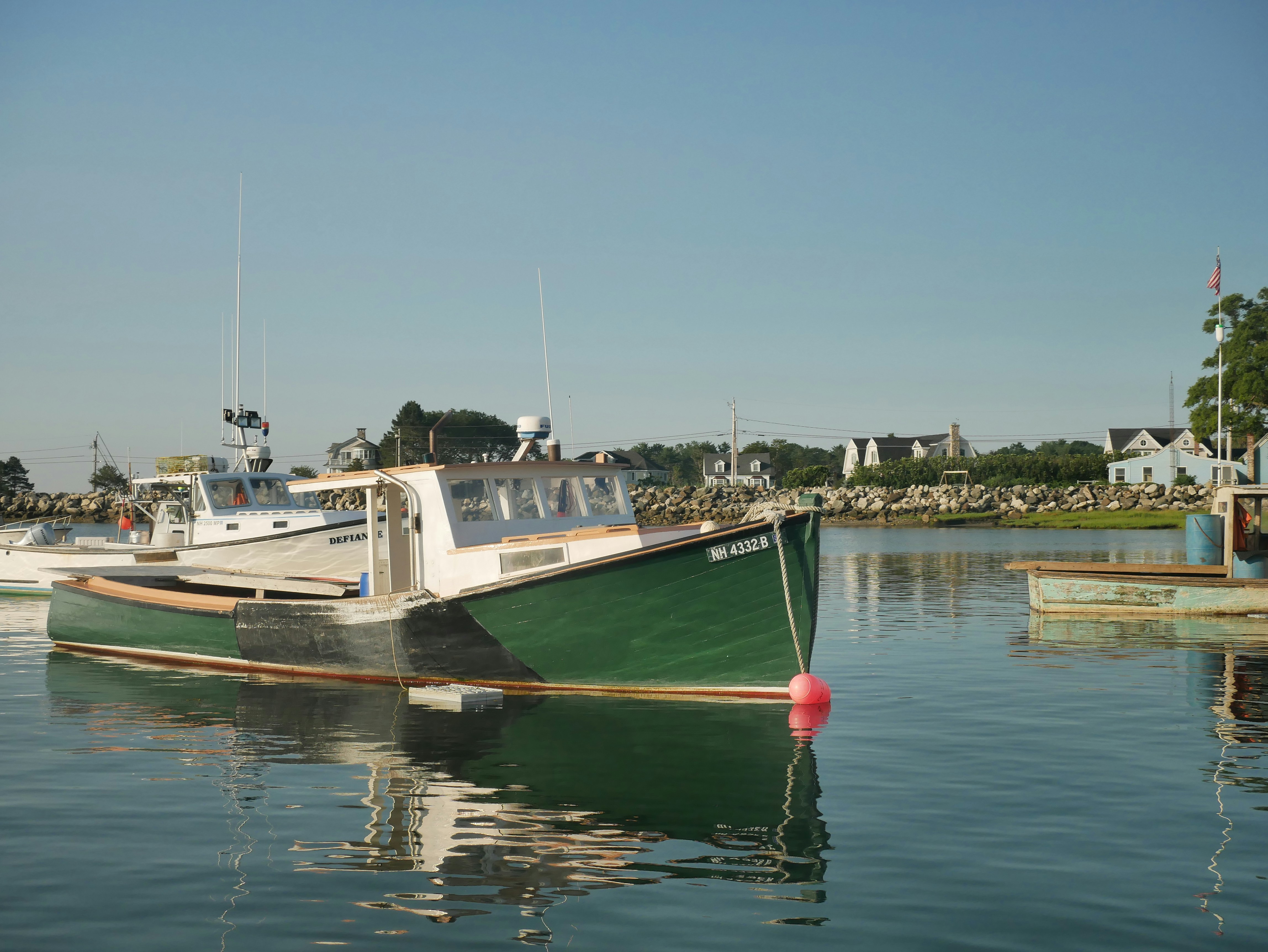 Un barco verde y blanco en un cuerpo de agua foto – Imagen de Costa NH ...