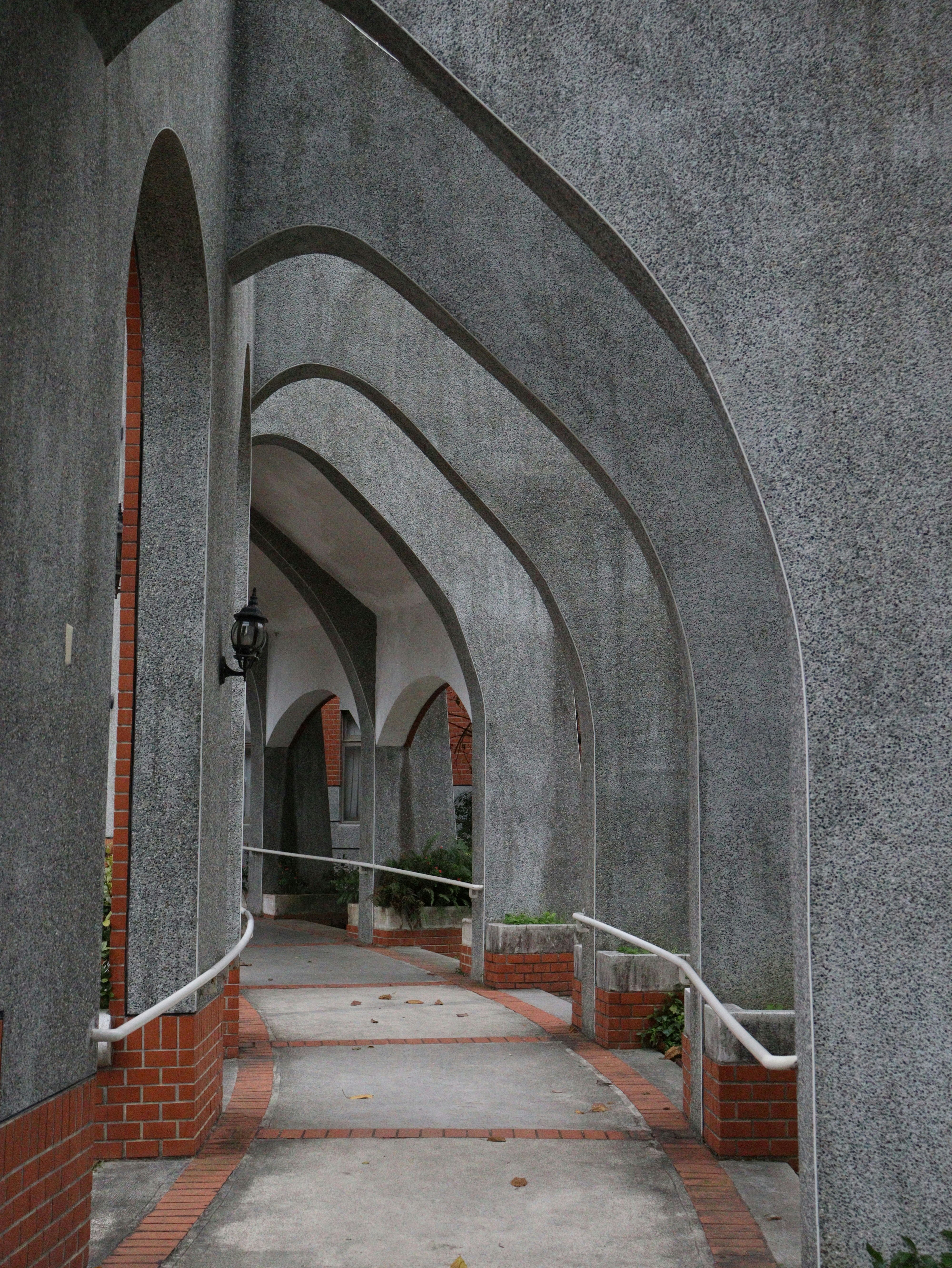Convergence Under Concrete Arches: A Quiet Corridor of Repetition