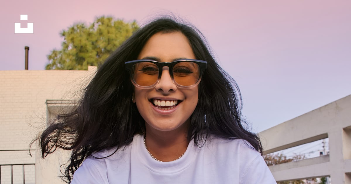 Una Mujer Sentada En El Suelo Con Gafas De Sol Foto Imagen De