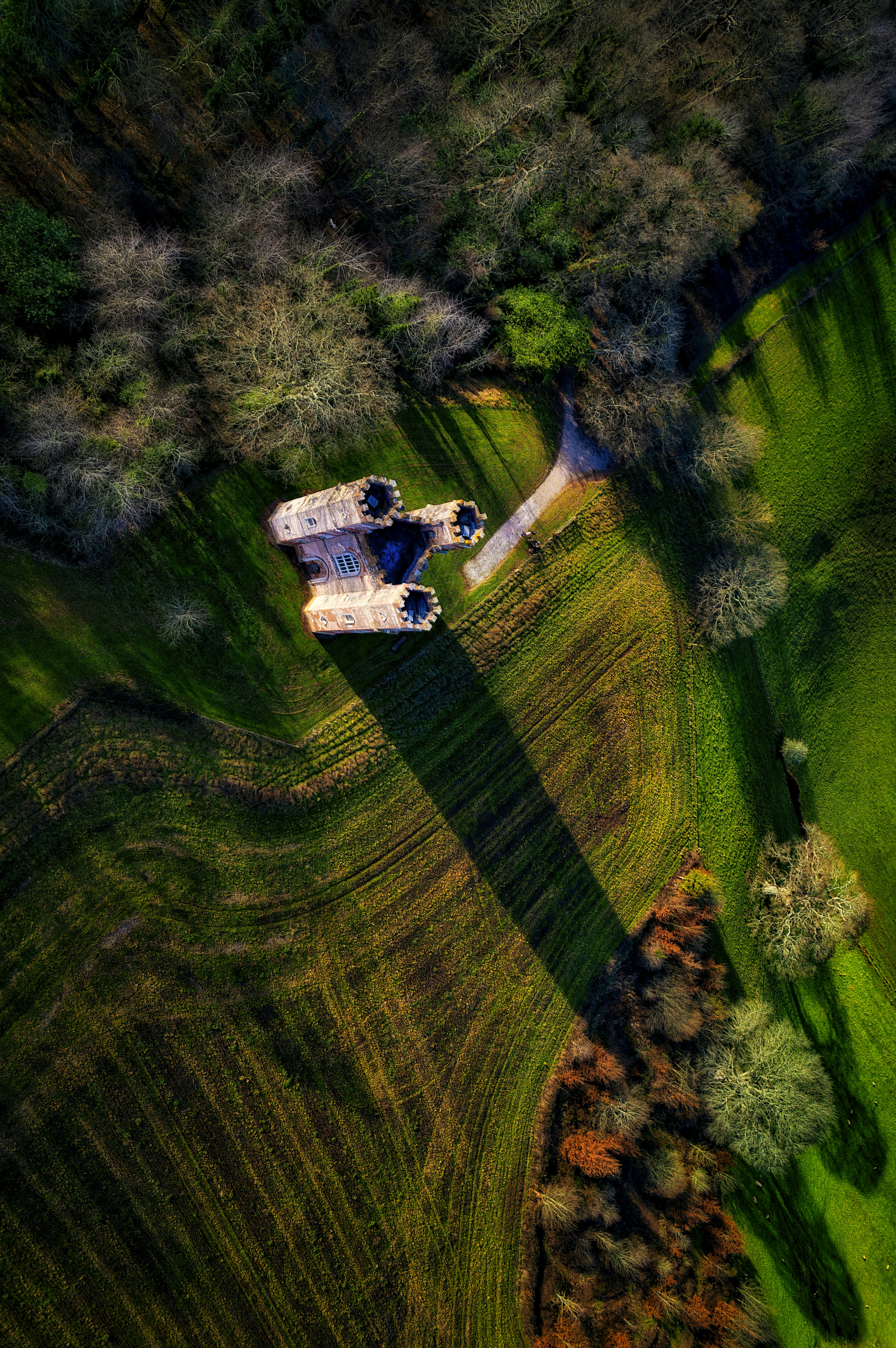 An aerial view of a house in the middle of a field photo – Free ...