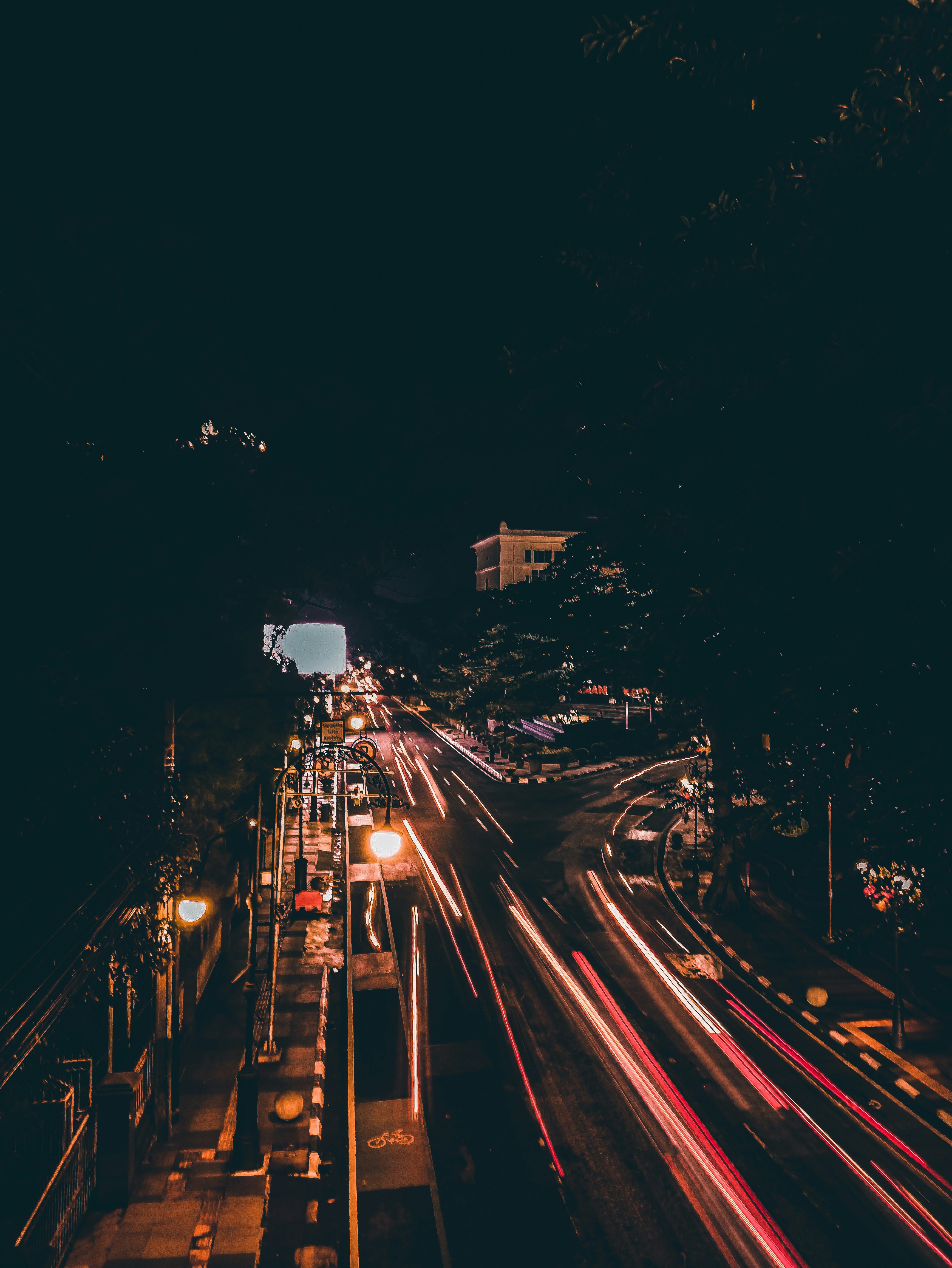 Mengejar cahaya malam mengubah kota menjadi lukisan hidup yang indah dan tak terlupakan | a city street filled with lots of traffic at night