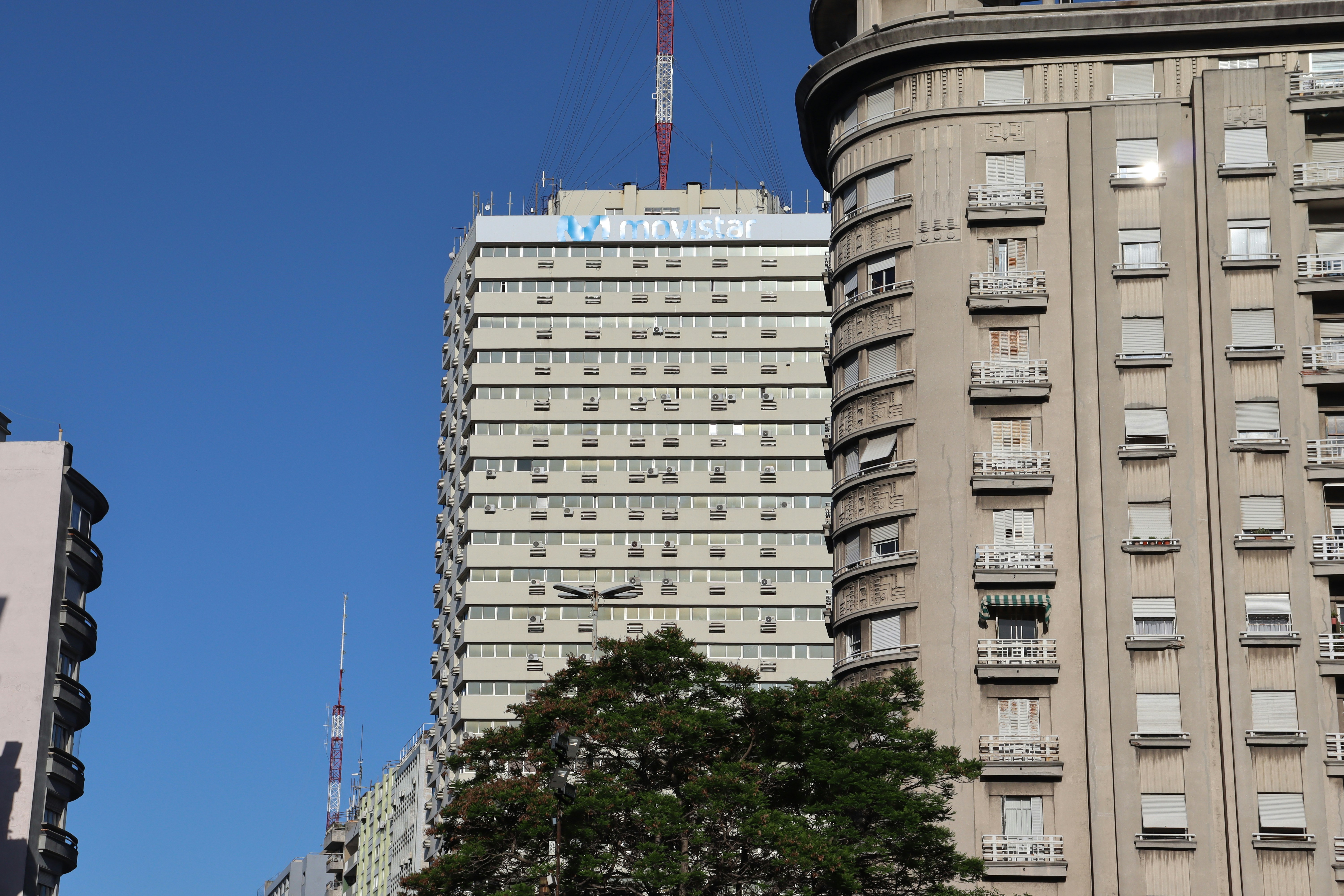 Un edificio muy alto al lado de un edificio muy alto foto – Imagen de ...
