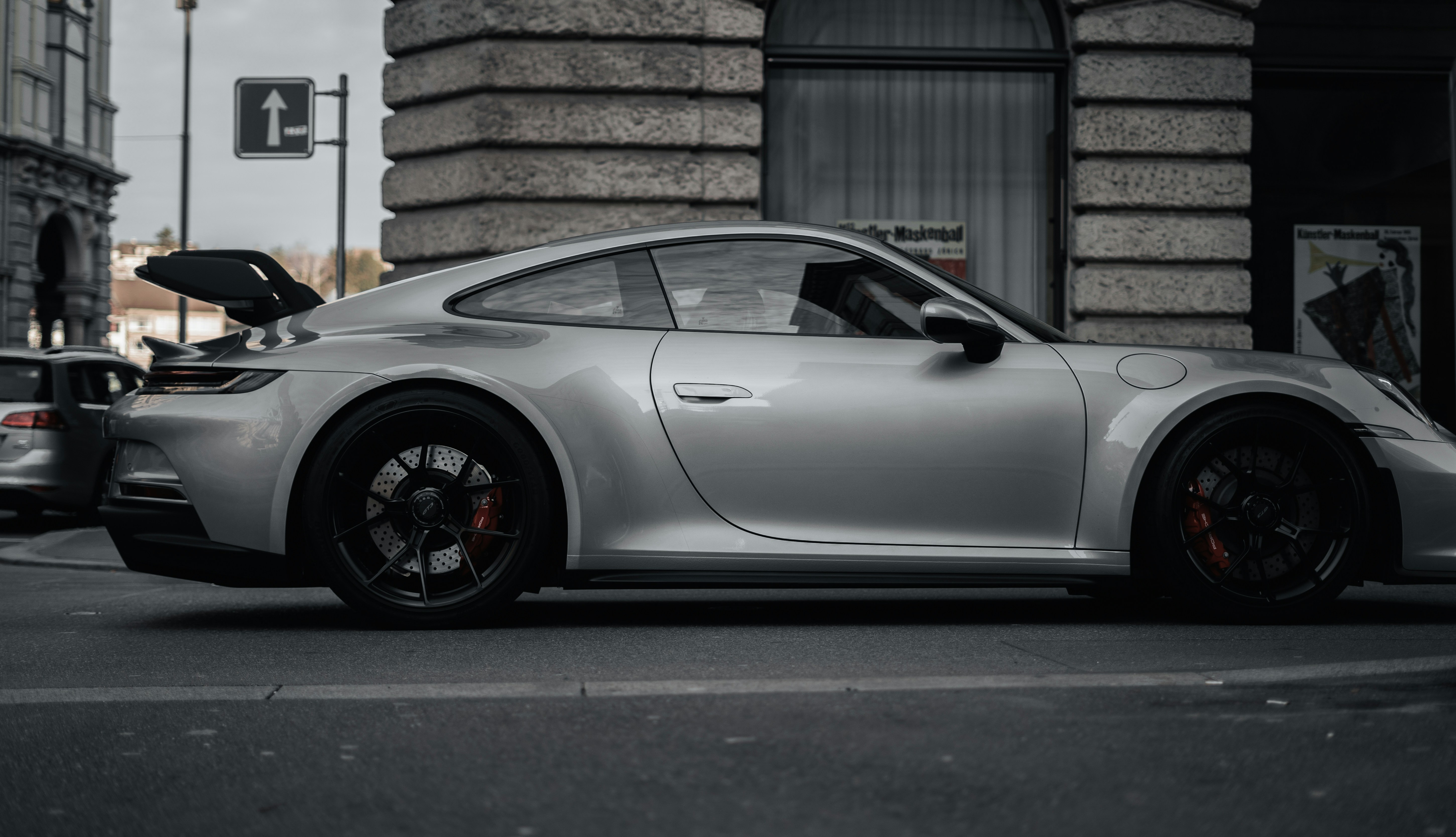 Un auto deportivo plateado estacionado al costado de la carretera foto ...
