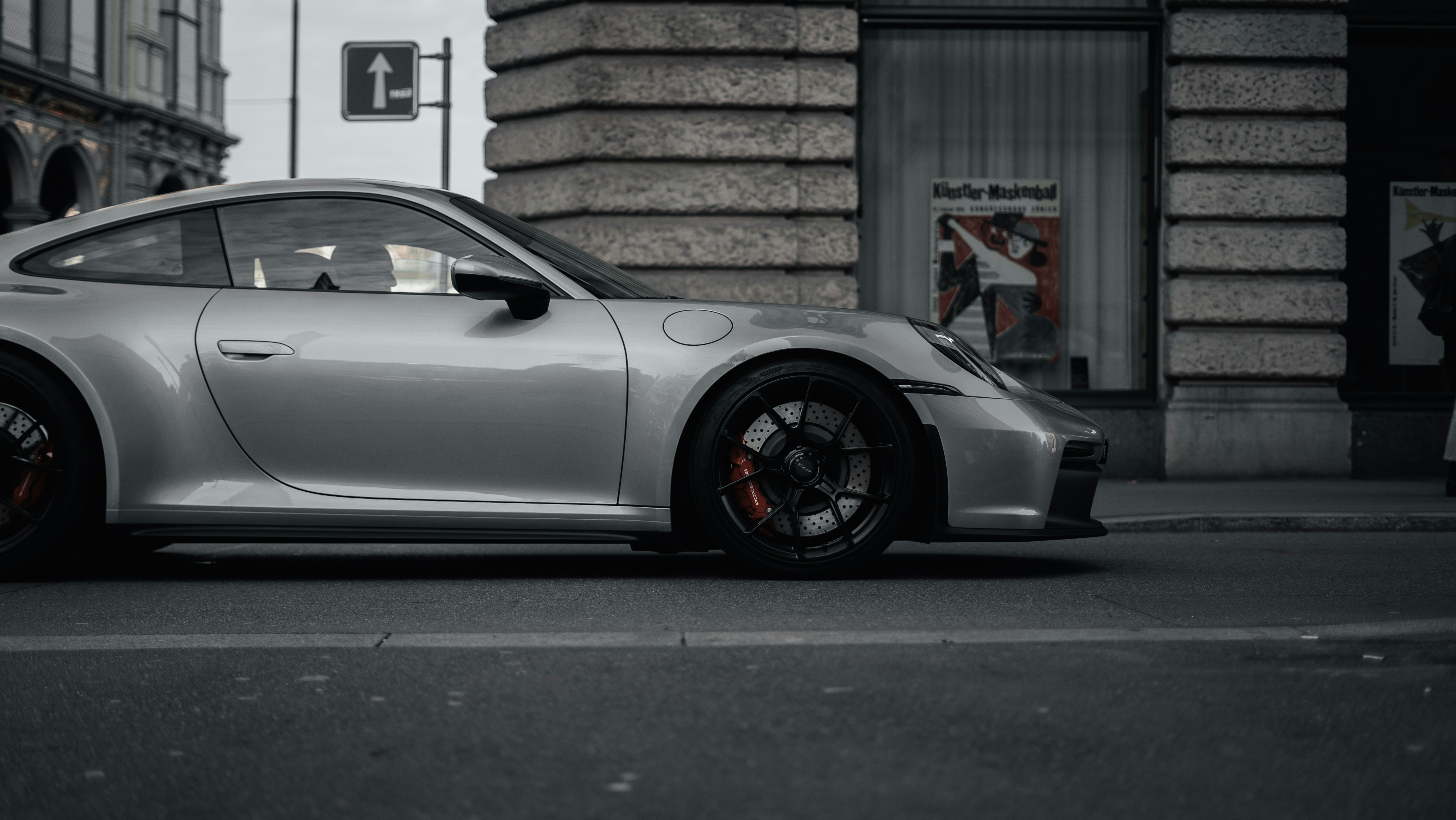 Un auto deportivo plateado estacionado al costado de la carretera foto ...
