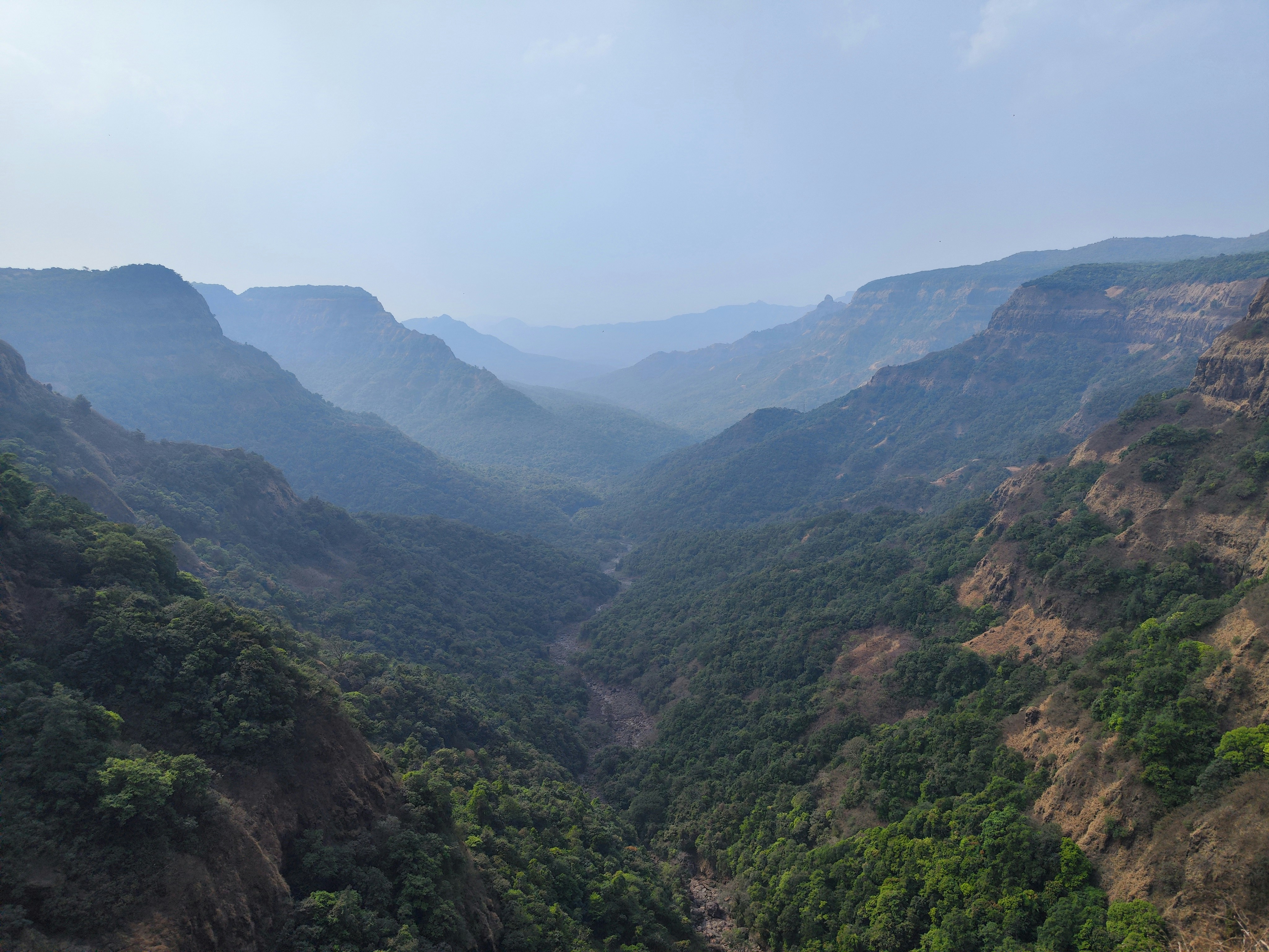 Foto Una vista de un valle con montañas al fondo – Imagen Punta ...