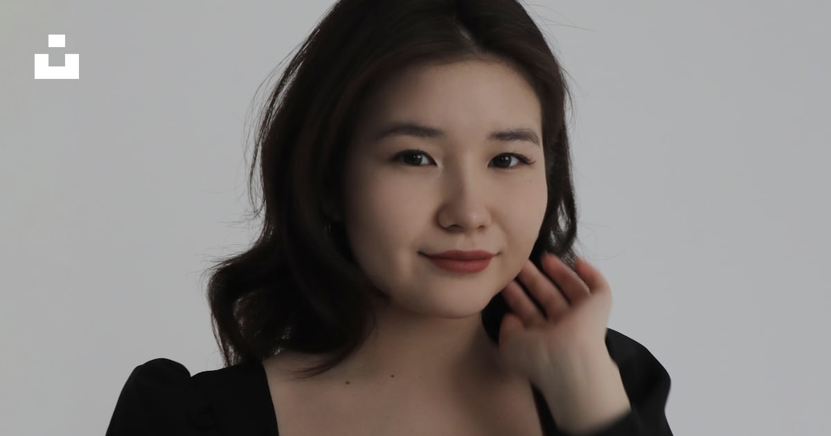 검은 드레스를 입은 여자가 사진을 위해 포즈를 취하고 있다 사진 Unsplash의 무료 초상 이미지