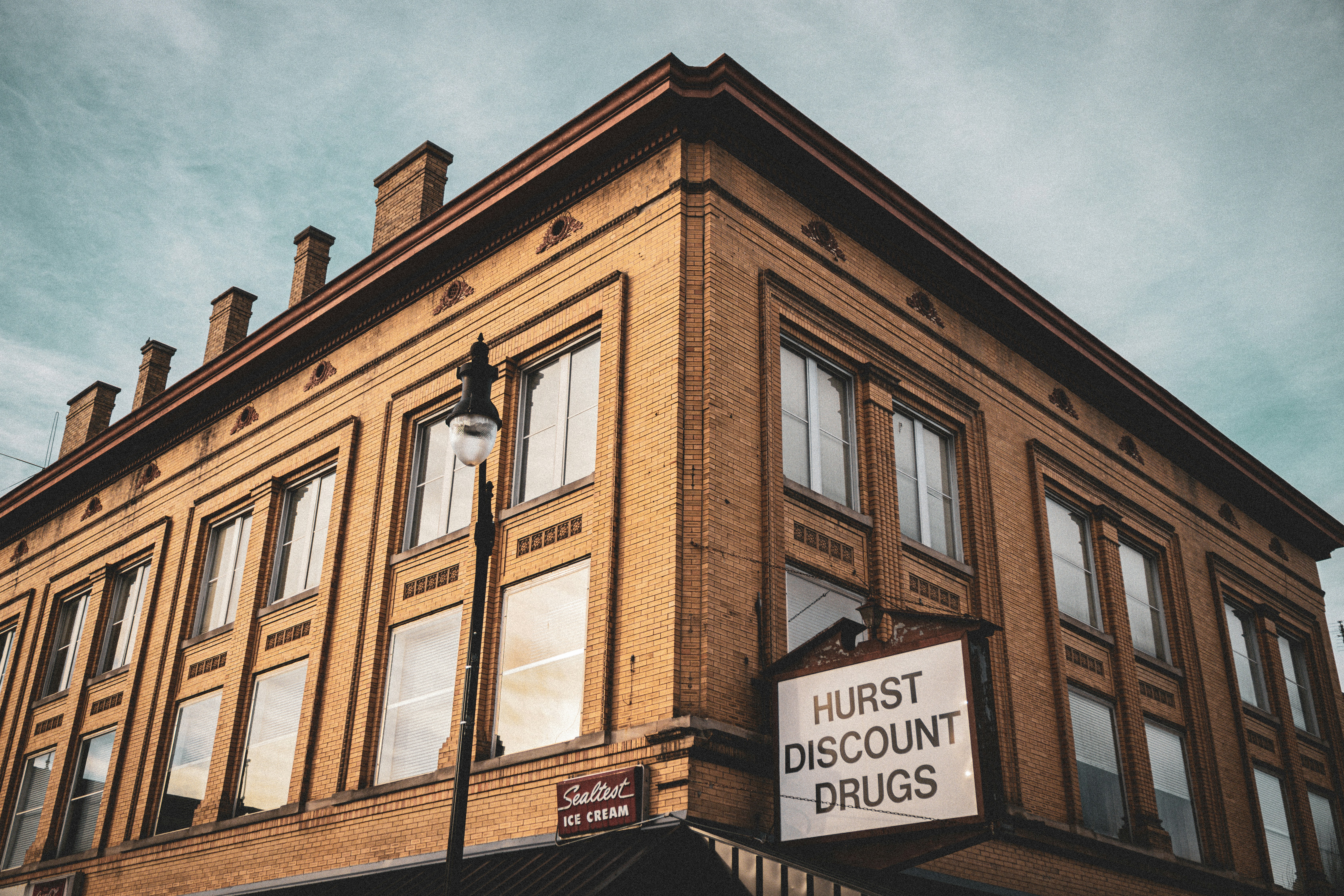 A building with a sign that says hurst discount drugs photo – Free Ky ...