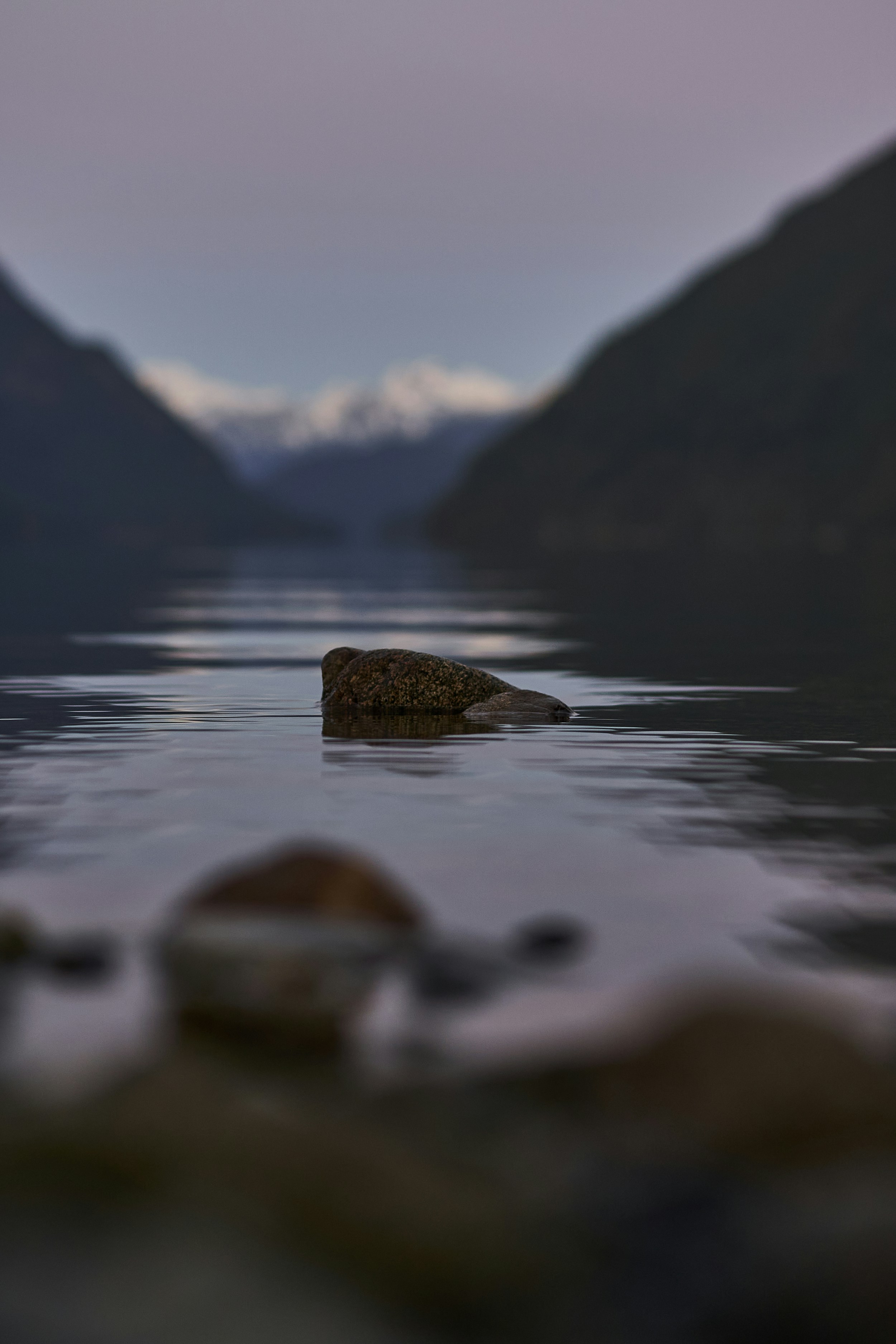 Una roca en medio de un cuerpo de agua foto – Imagen de Roca gratuita ...