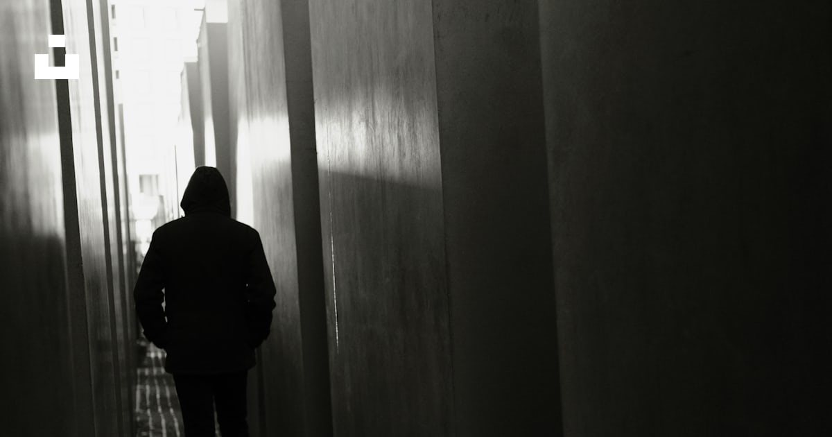 건물의 복도를 걷고 있는 사람 사진 Unsplash의 무료 남자 이미지