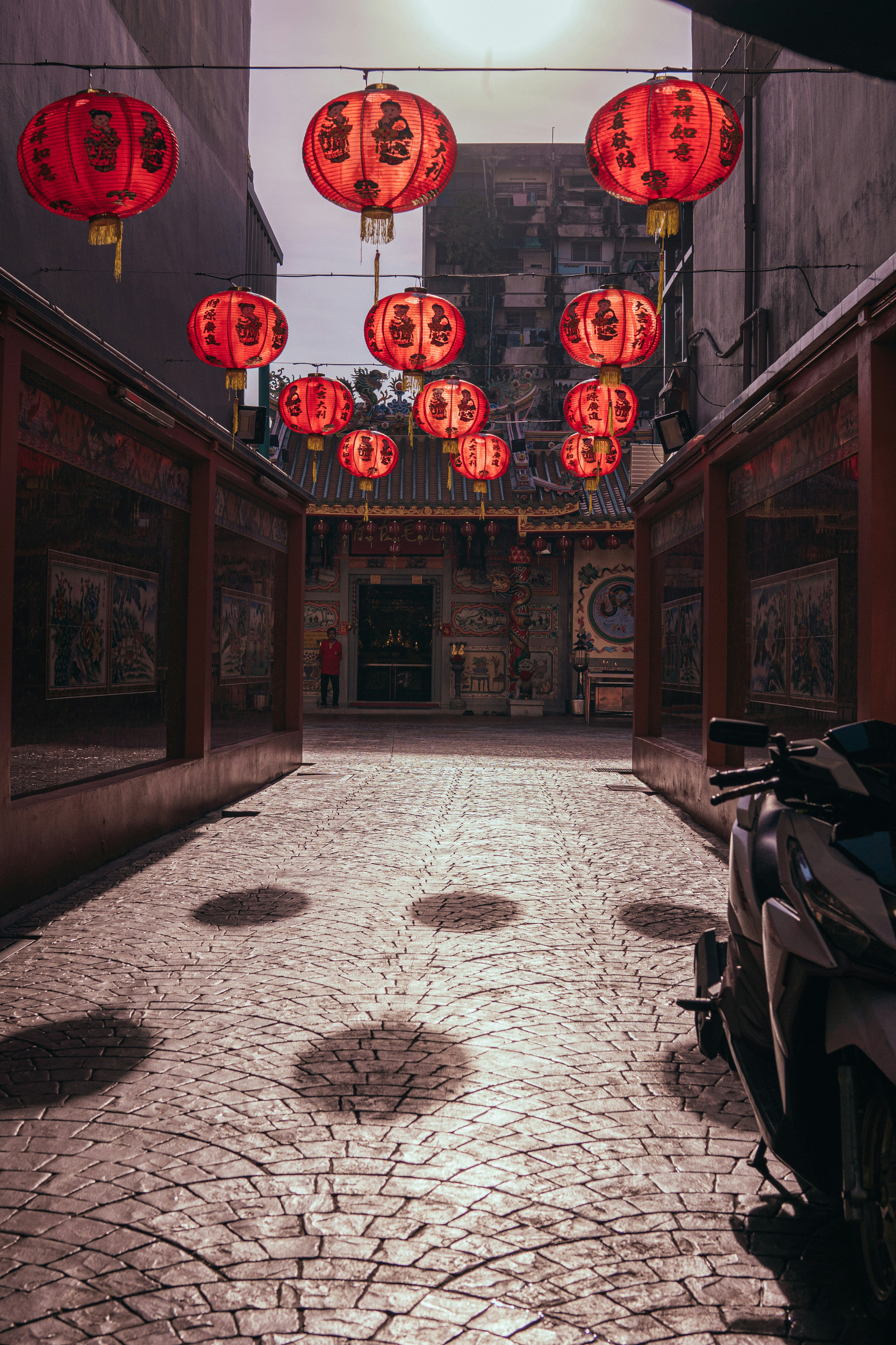 Lantern Corridor: A Quiet Path to the Temple Gate
