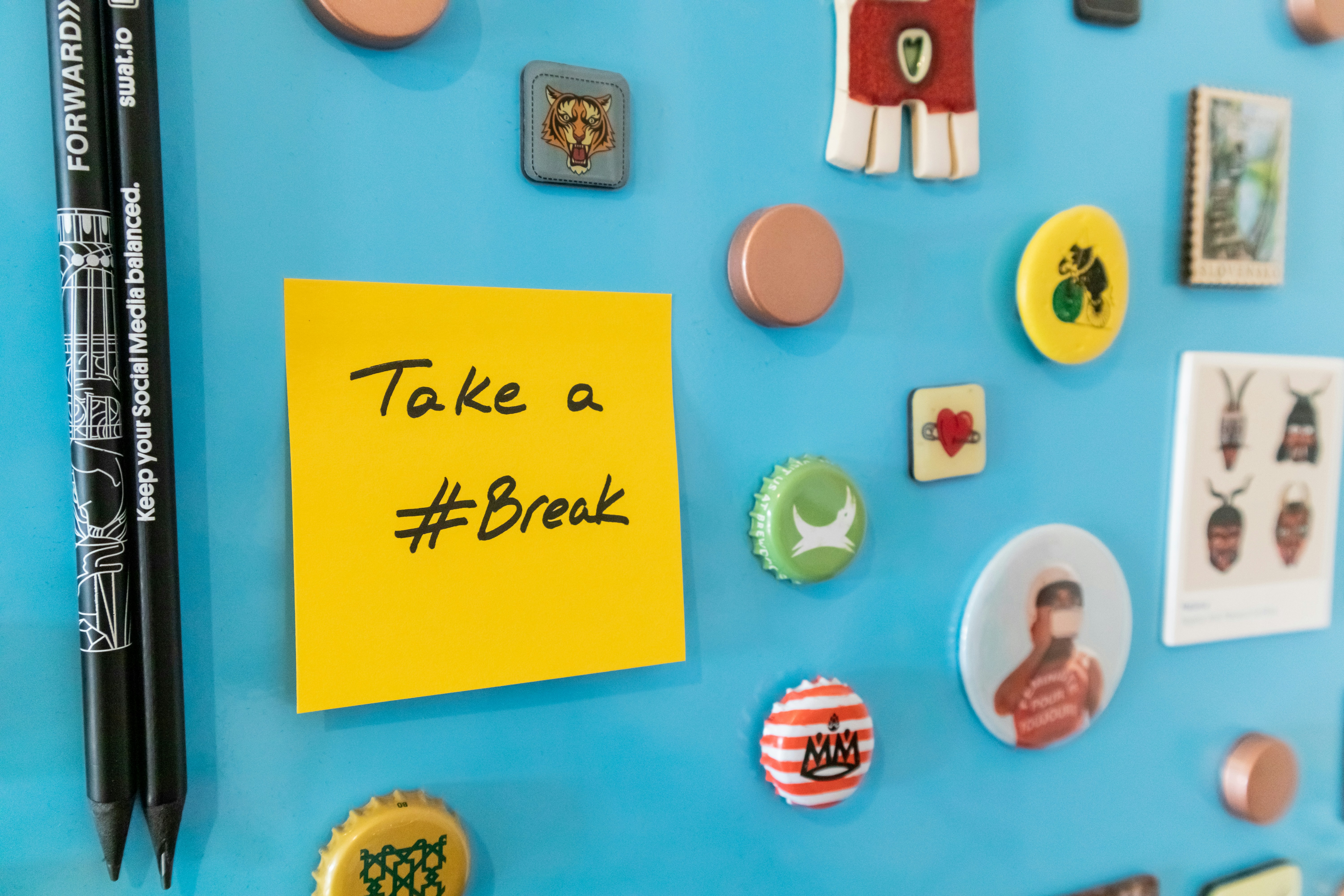 A bulletin board with a note attached to it photo – Free Sticky note ...