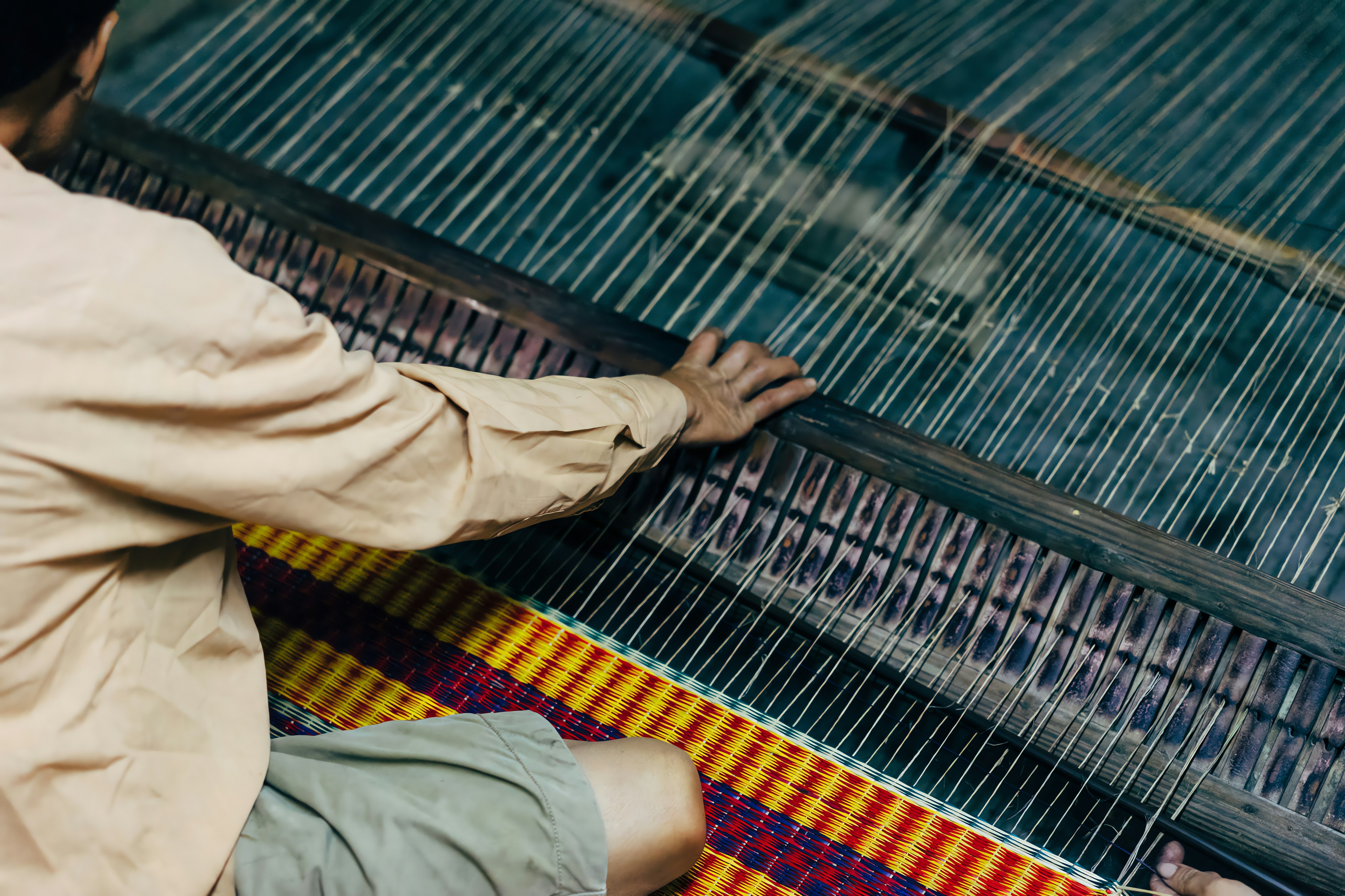 A man is weaving fabric on a loom photo – Free Man Image on Unsplash