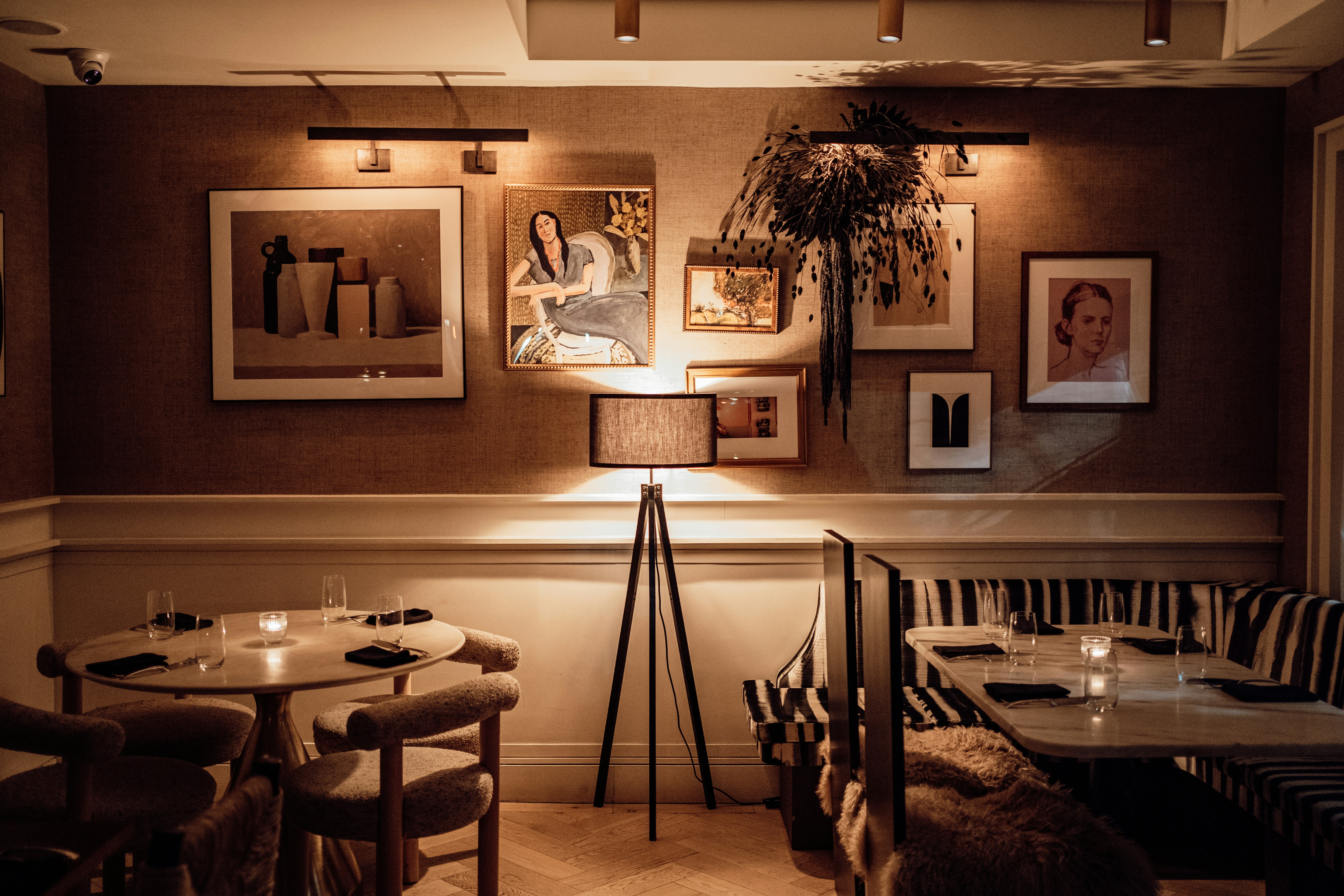 A dimly lit restaurant with pictures on the wall photo – Free ...