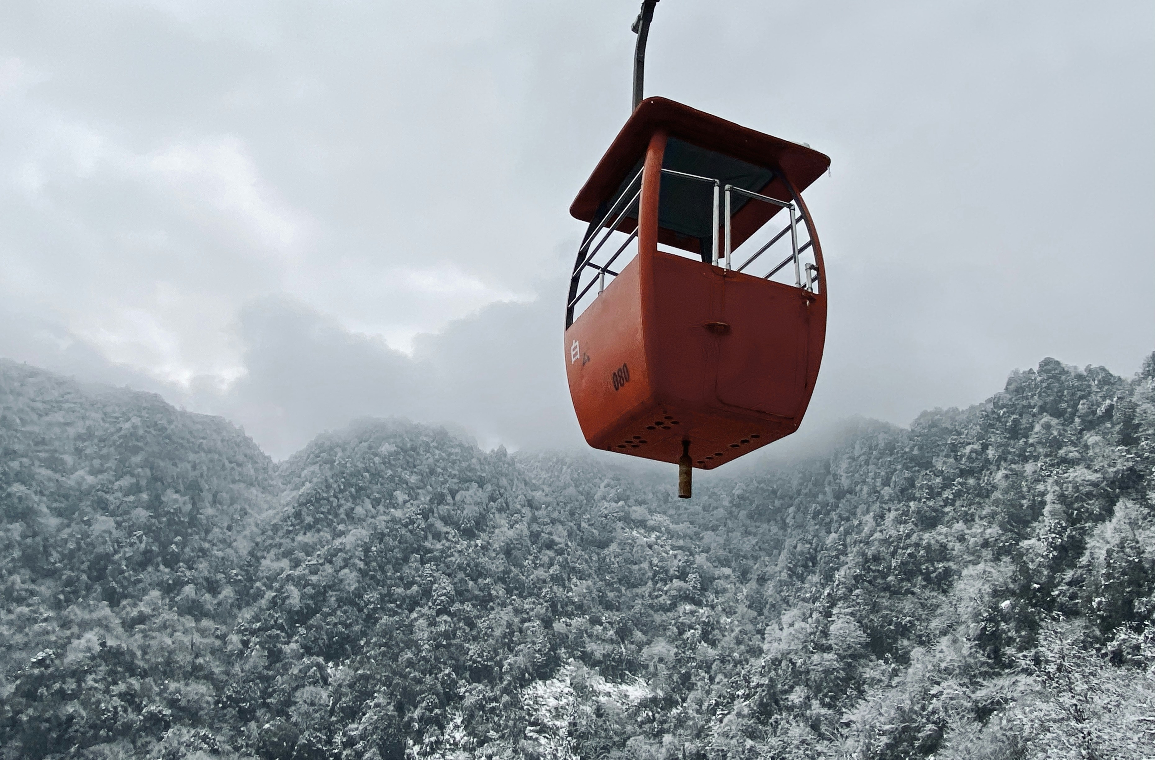 Foto Un teleférico rojo en medio de una montaña nevada – Imagen ...