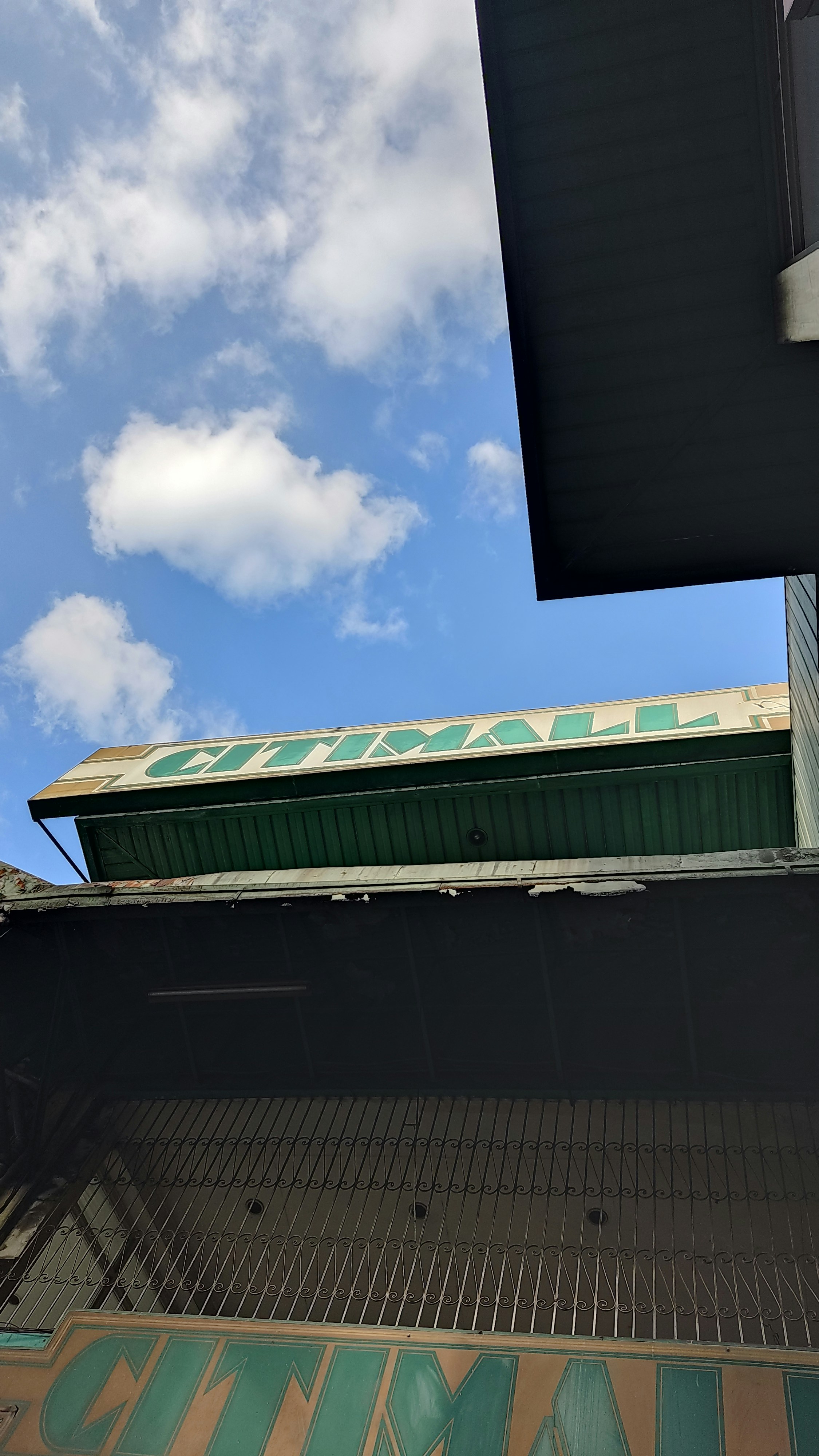 A building with a green roof and a sky background photo – Free Outdoors ...