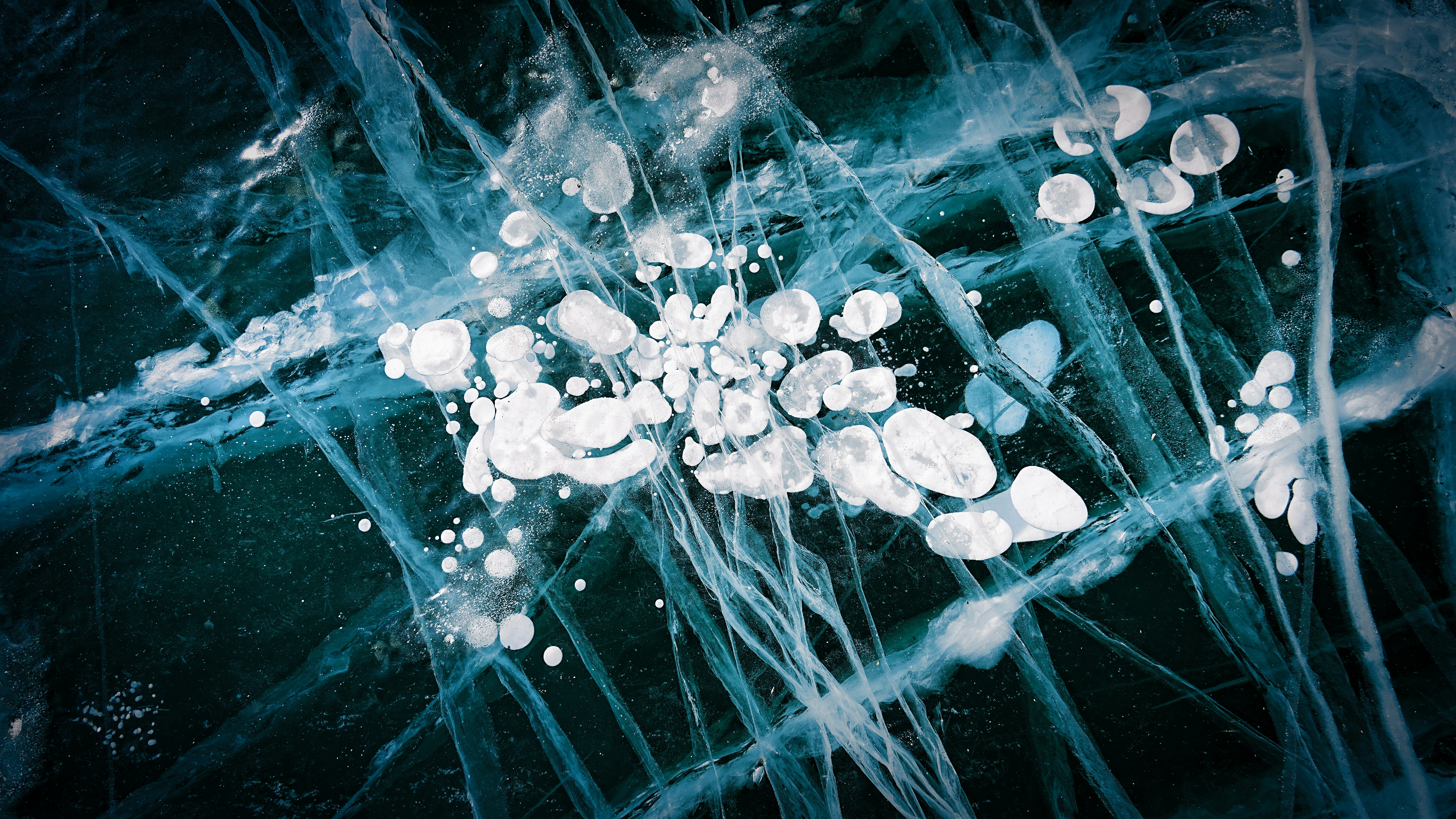 A group of bubbles floating on top of a body of water photo – Free ...