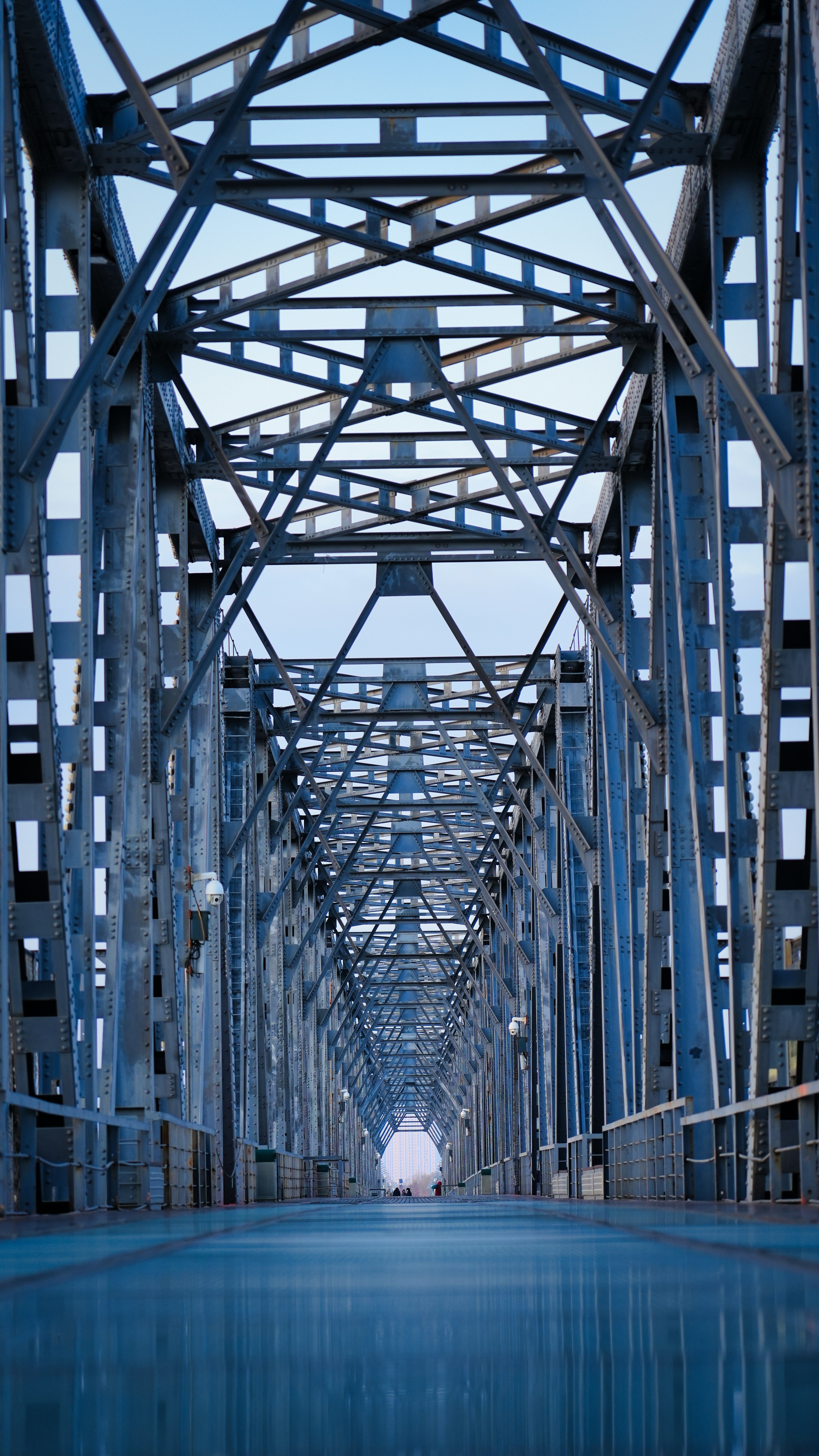A large metal bridge spanning over a body of water photo – Free Harbin ...