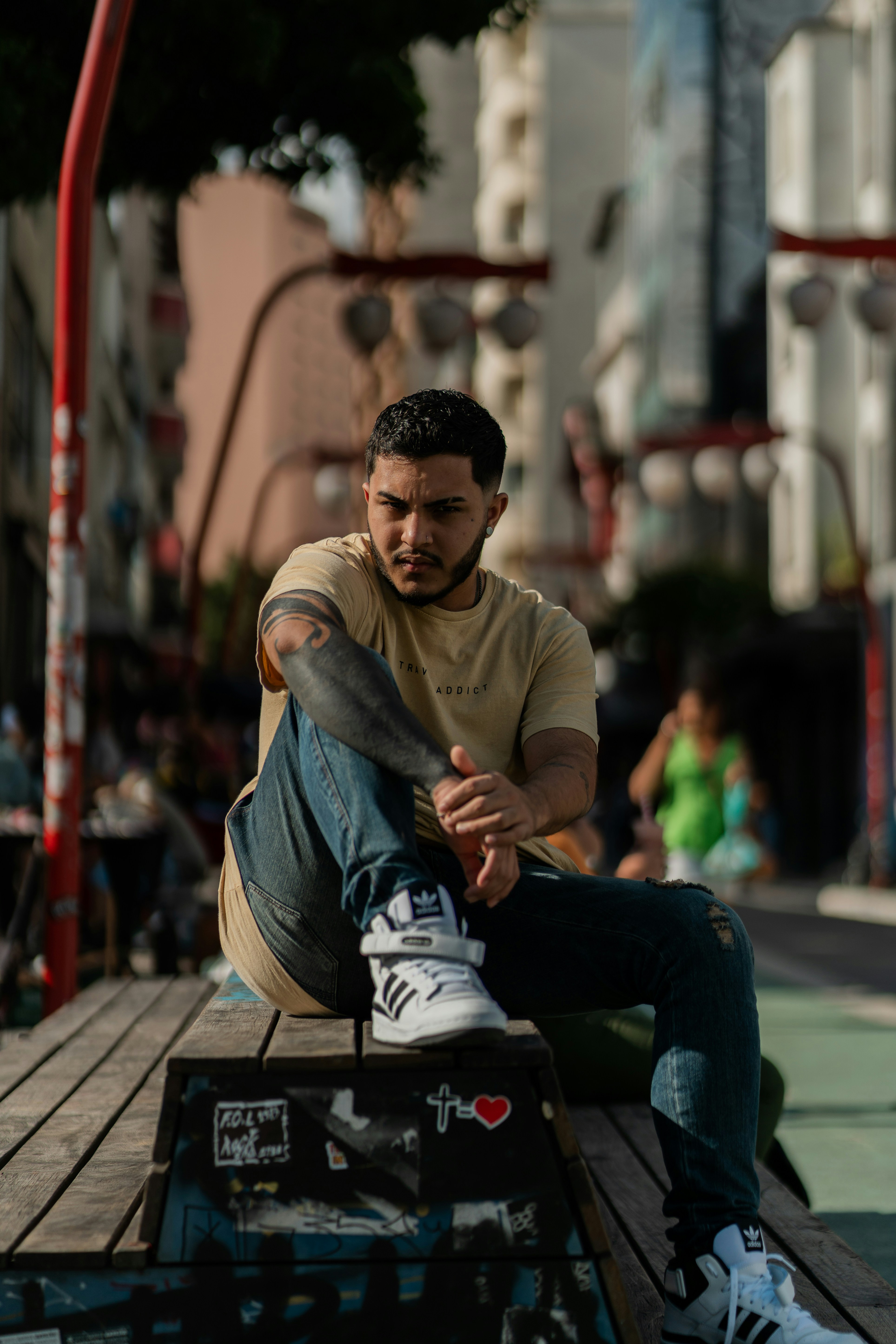 Un homme assis sur un banc en bois photo – Image gratuite de Personne ...